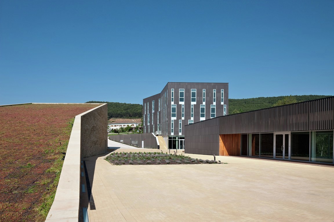La Grajera Winery / Virai Arquitectos | ArchDaily