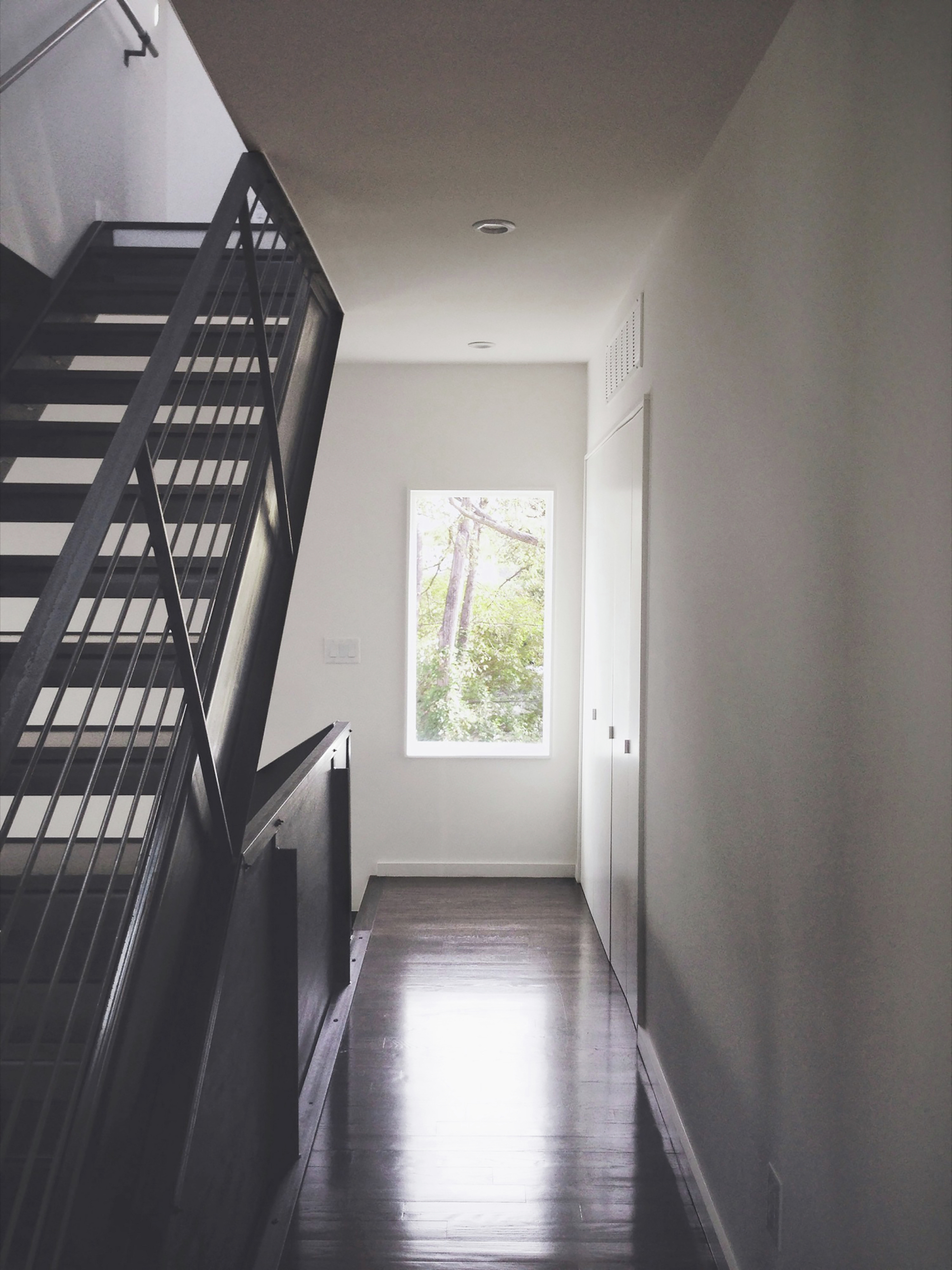 Galería de Compact Modern Duo / The Raleigh Architecture Co. - 8