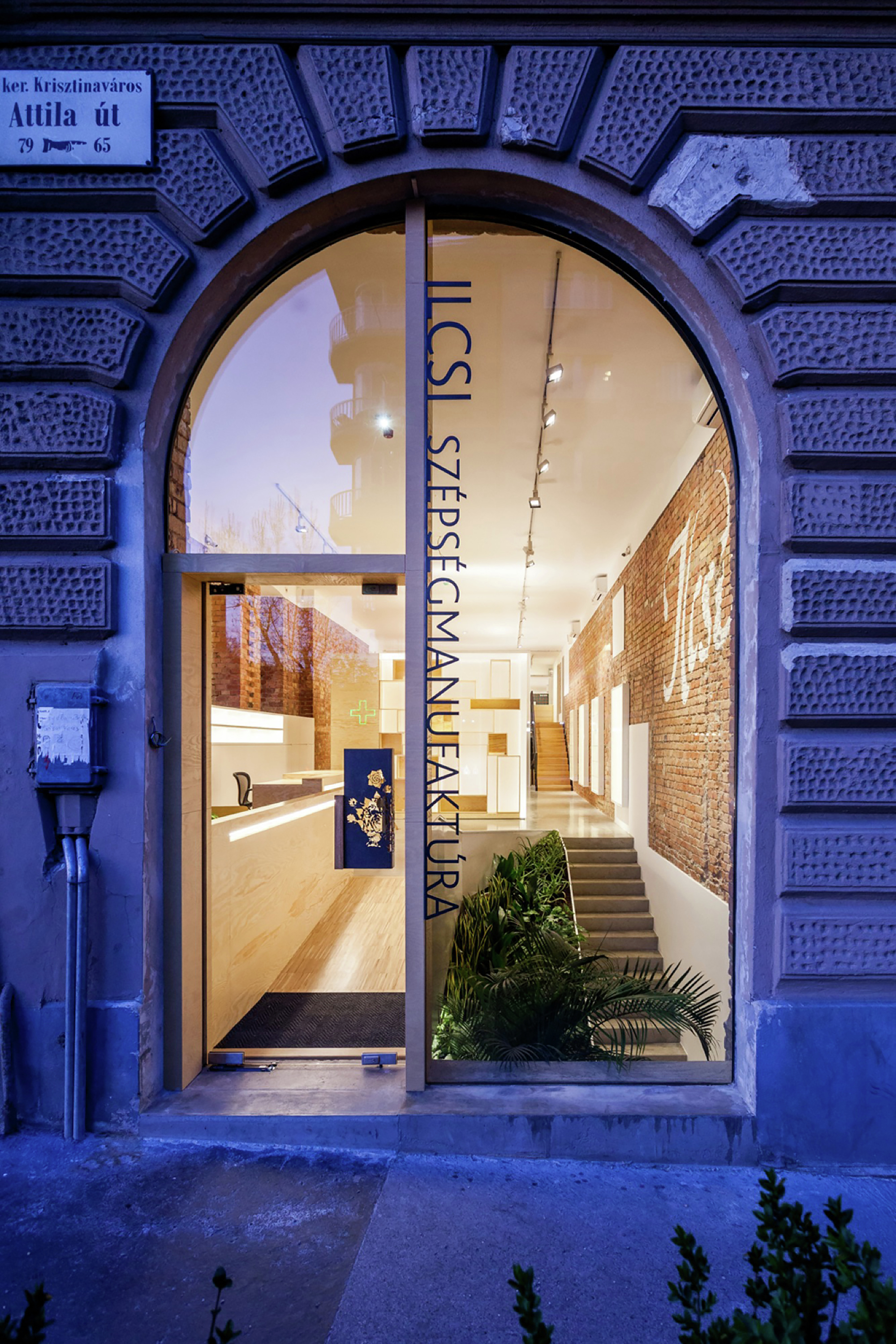 Galeria de Loja Ilcsi Beauty / sporaarchitects - 8