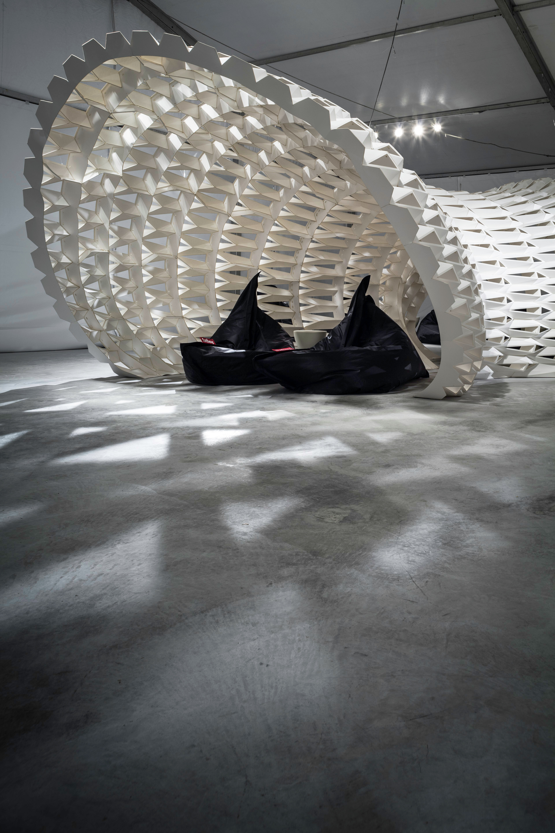 FXFOWLE Lounge Installation / FXFOWLE Architects | ArchDaily