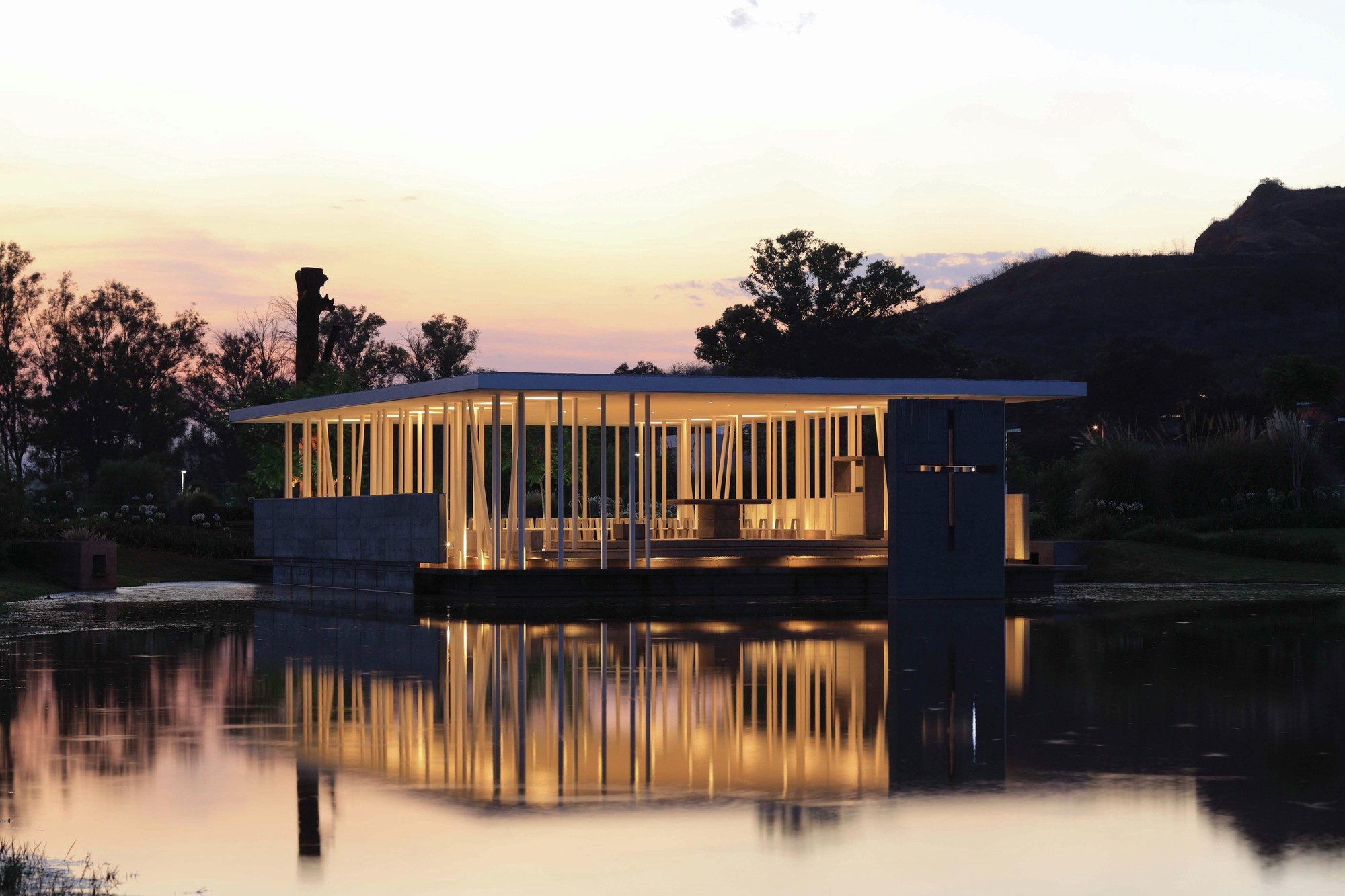 Lake Chapel / Divece Arquitectos | ArchDaily