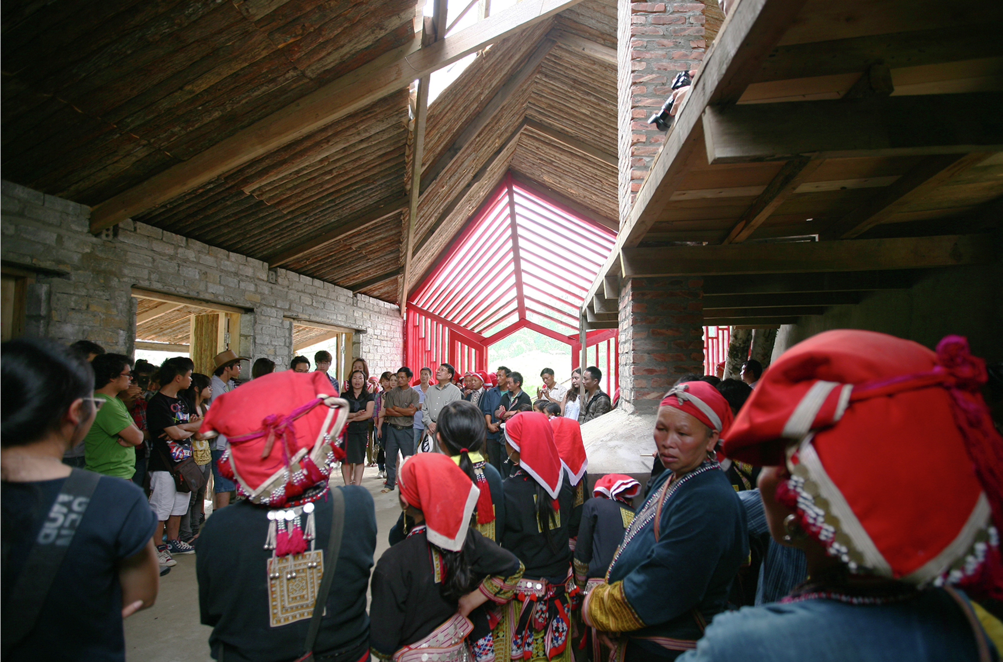Gallery of Ta Phin community house / 1+1>2 - 13