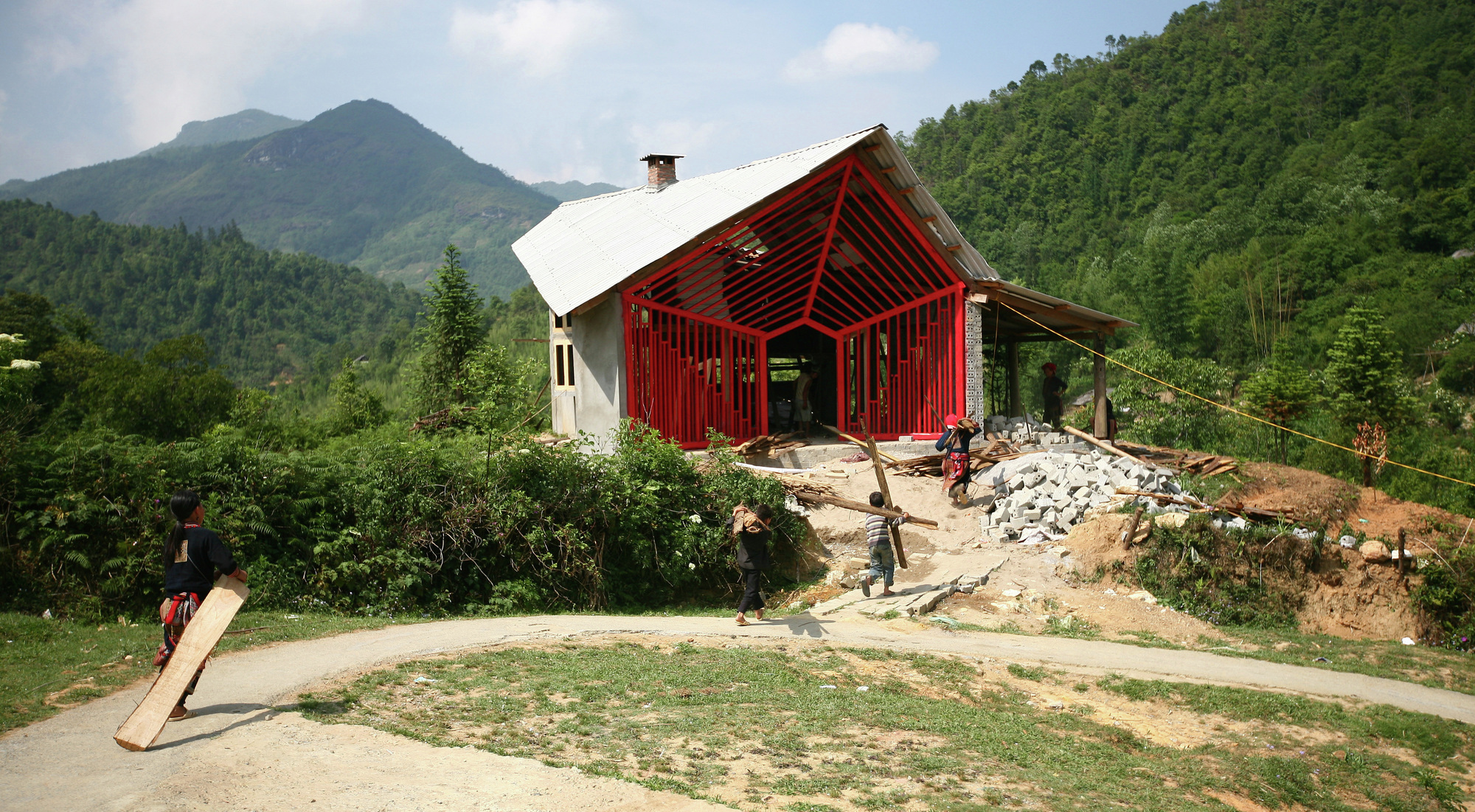 Gallery of Ta Phin community house / 1+1>2 - 4