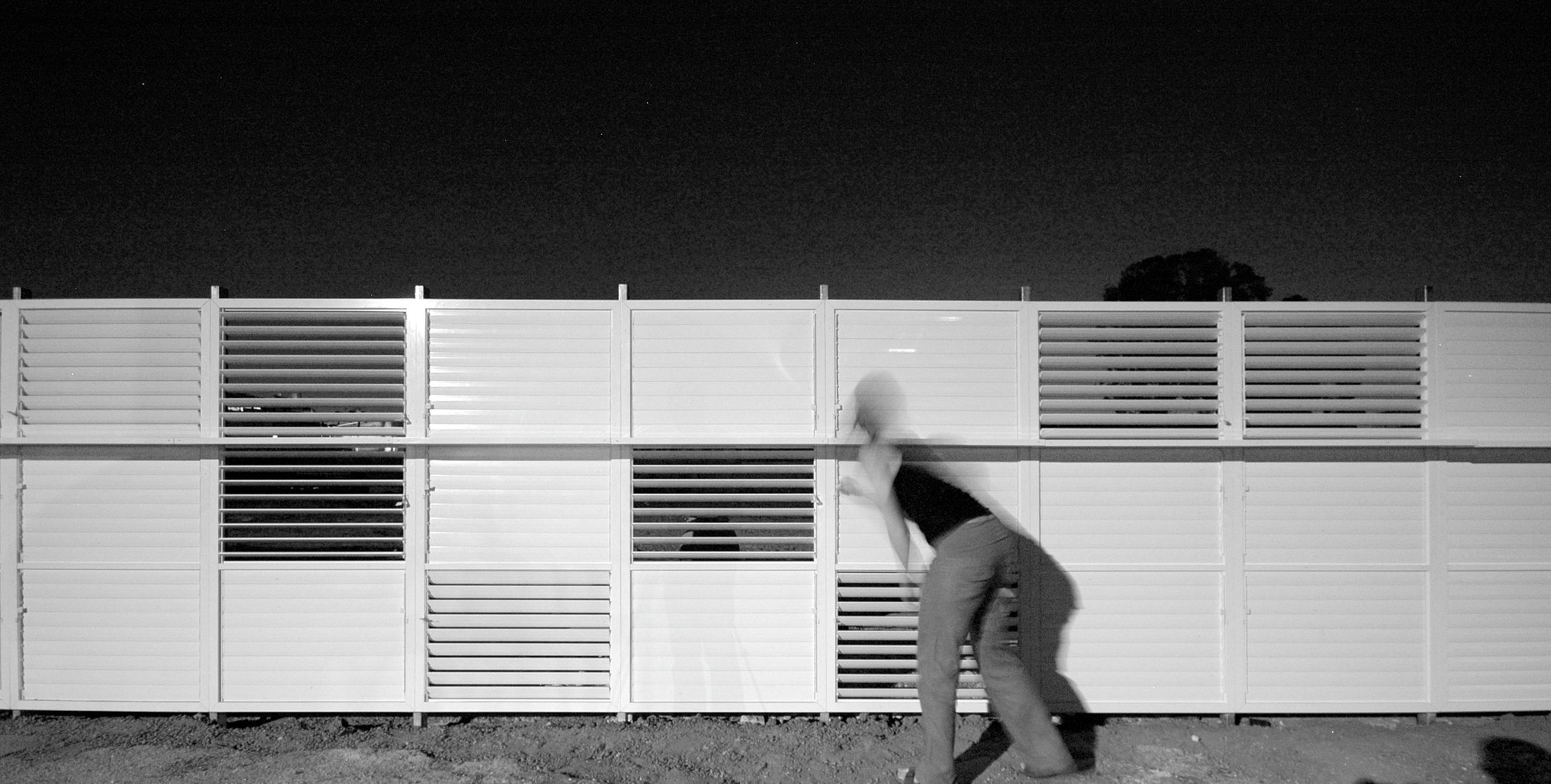 Gallery of Shutter Fence / Noa Biran + Roy Talmon - 7