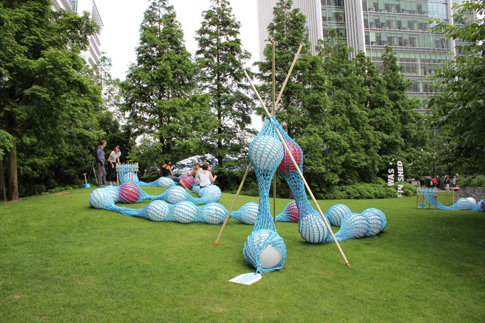 Giant Knitting Nancy / Superblue Design | ArchDaily