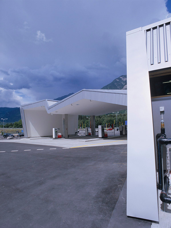 Gallery of Viamala Raststätte Service Station / Iseppi-Kurath - 7