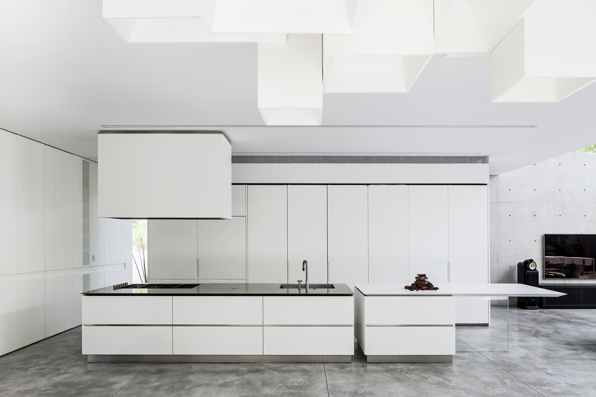 Gallery of A Concrete Cut / Pitsou Kedem Architects - 40