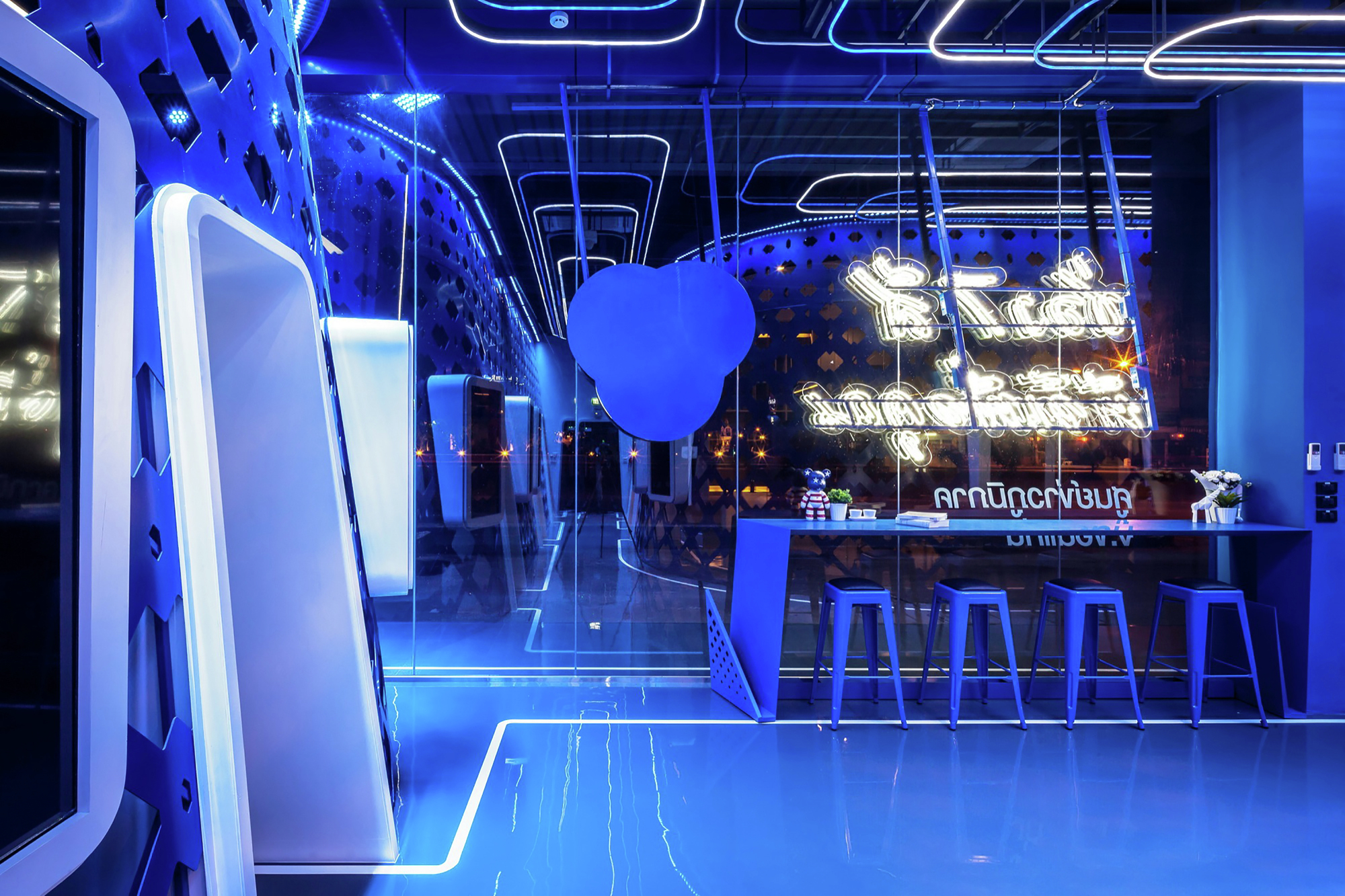 Gallery of Channel 7 BBTV / Apostrophy's + Airbase Architects - 18