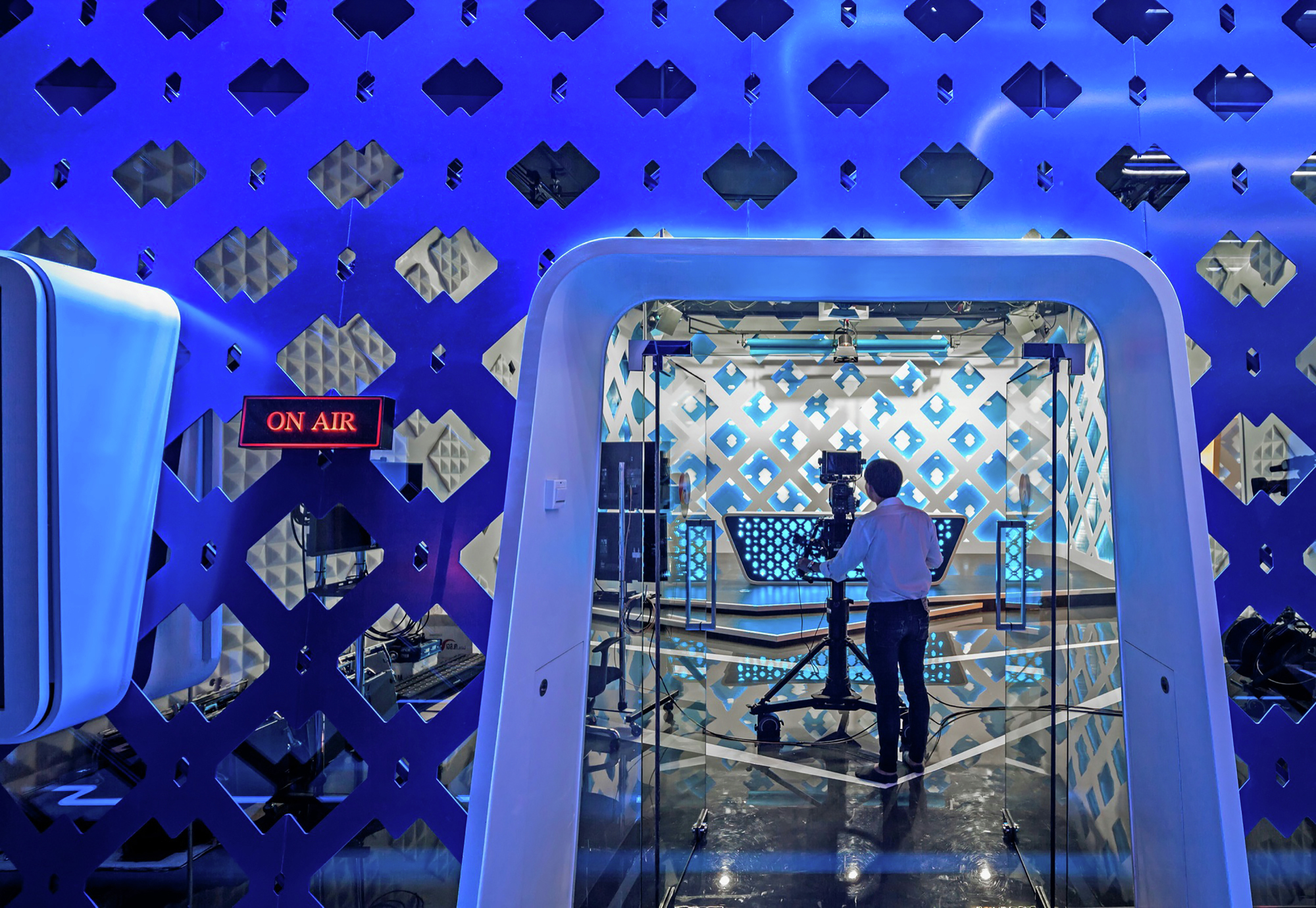 Galeria de Canal 7 BBTV / Apostrophy's + Airbase Architects - 12