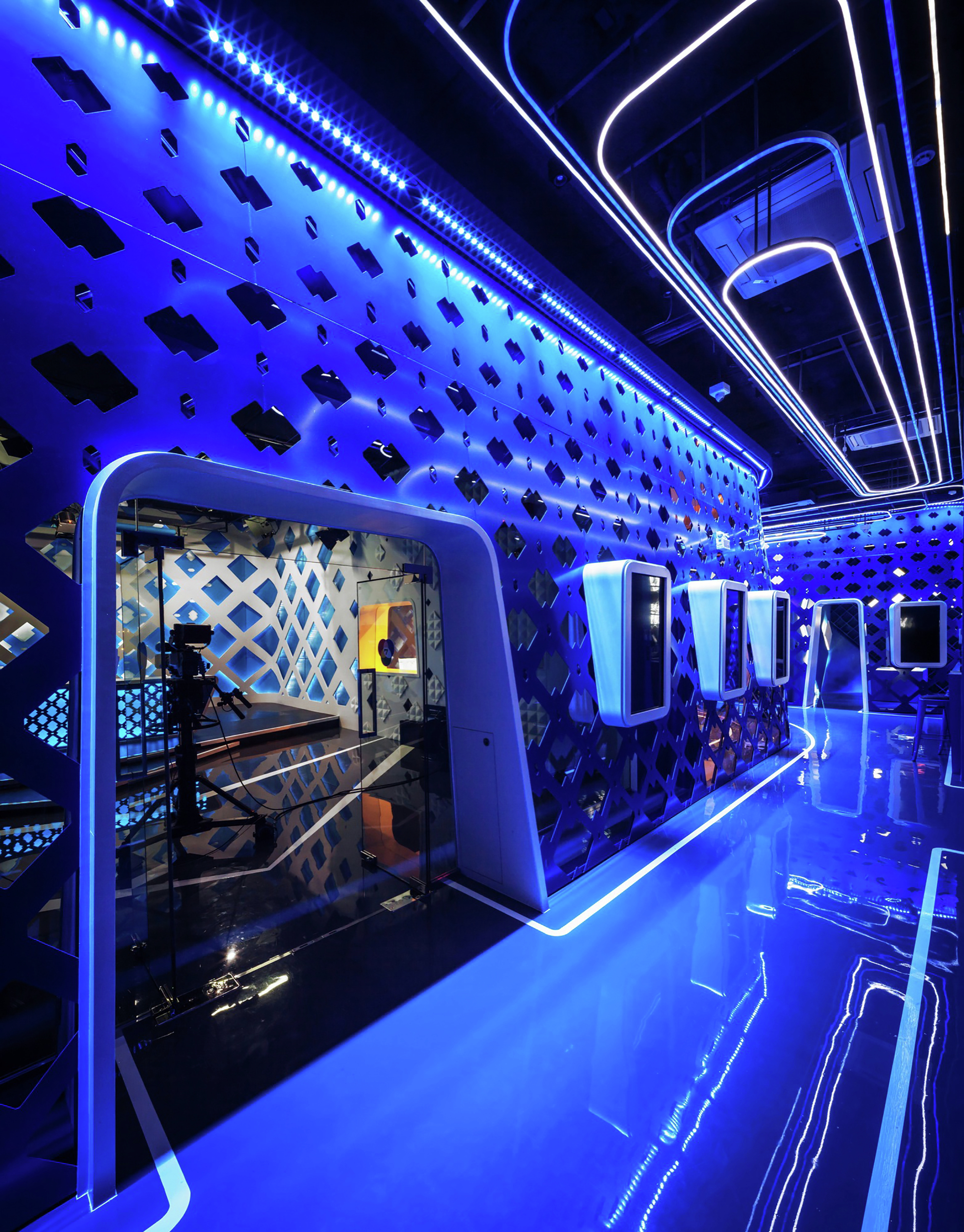 Gallery of Channel 7 BBTV / Apostrophy's + Airbase Architects - 14