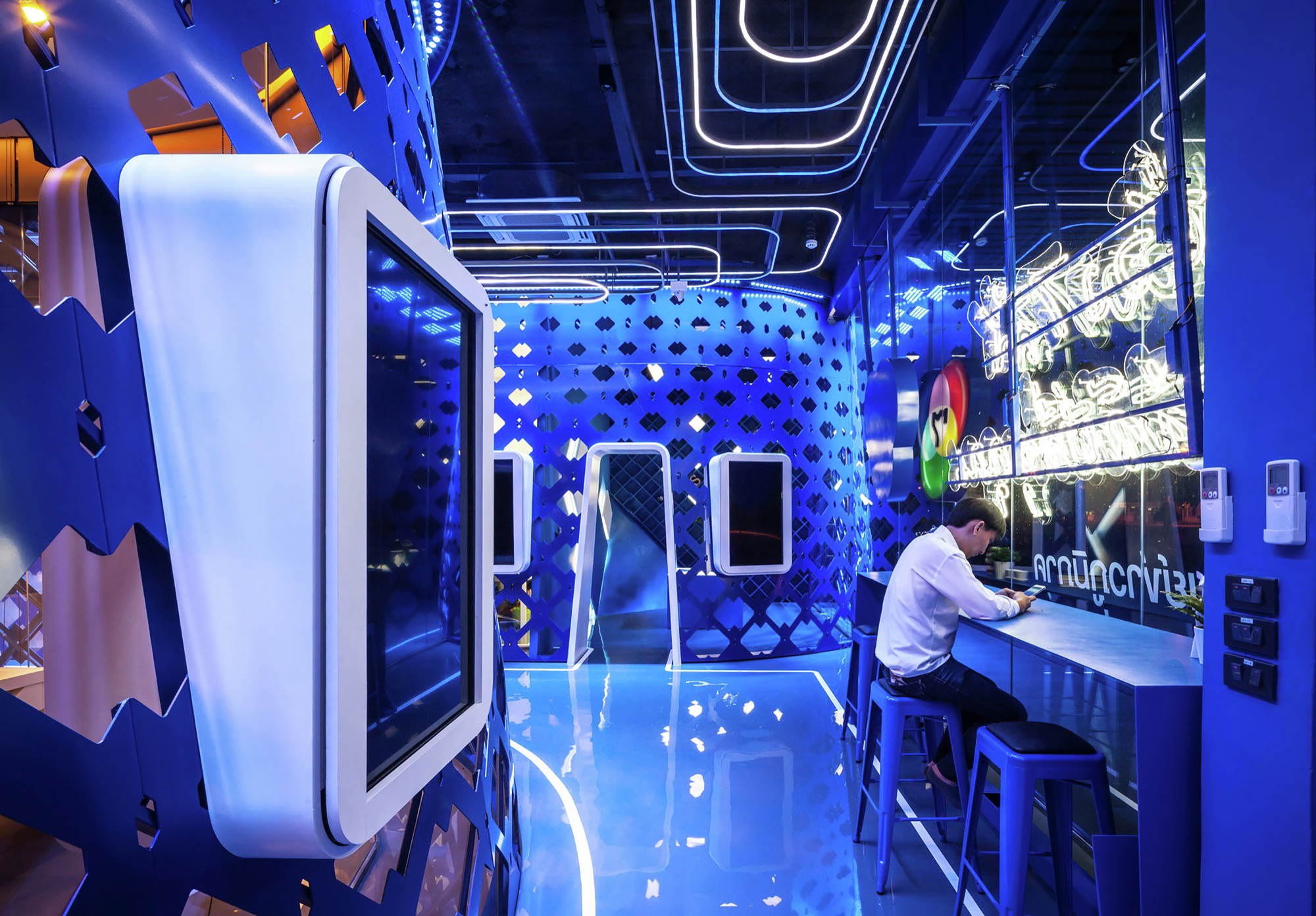 Gallery of Channel 7 BBTV / Apostrophy's + Airbase Architects - 22