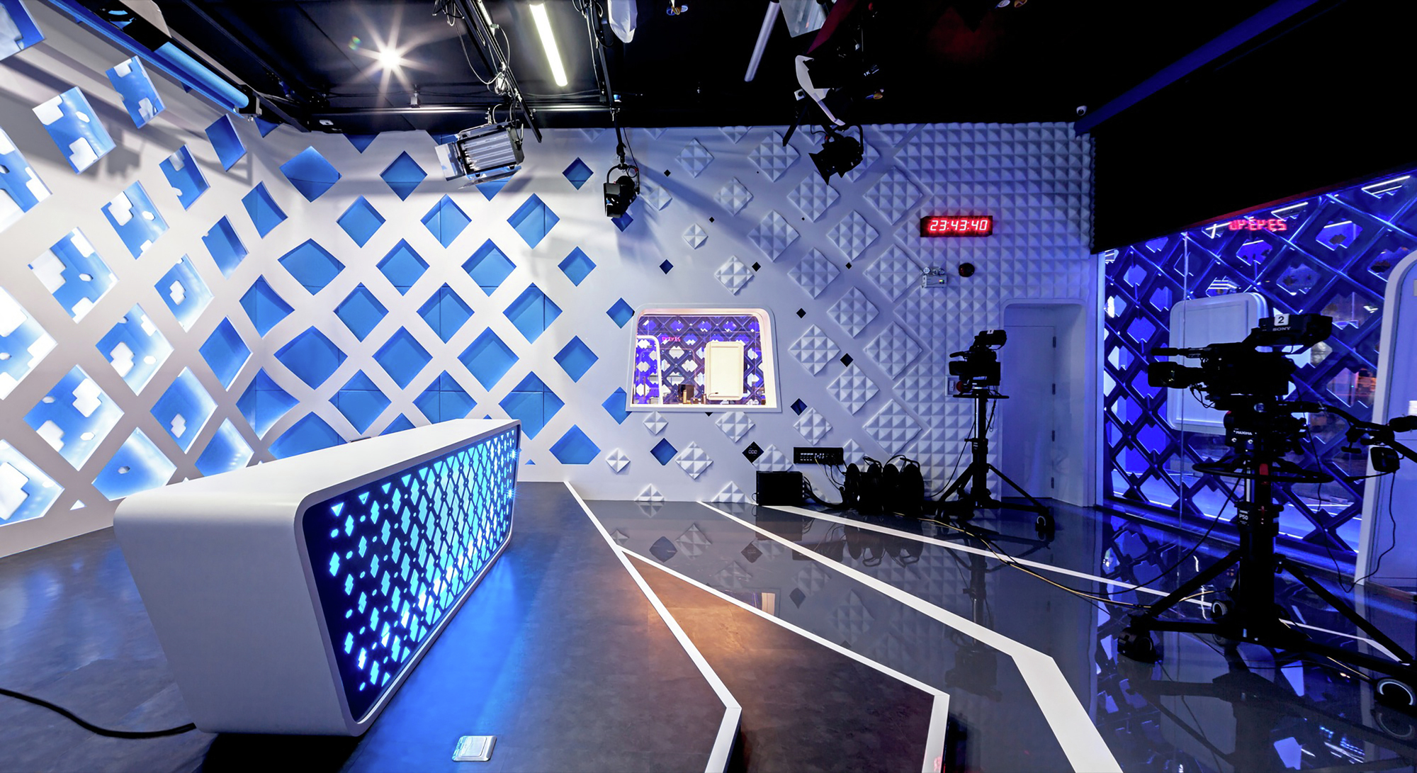 Gallery of Channel 7 BBTV / Apostrophy's + Airbase Architects - 15