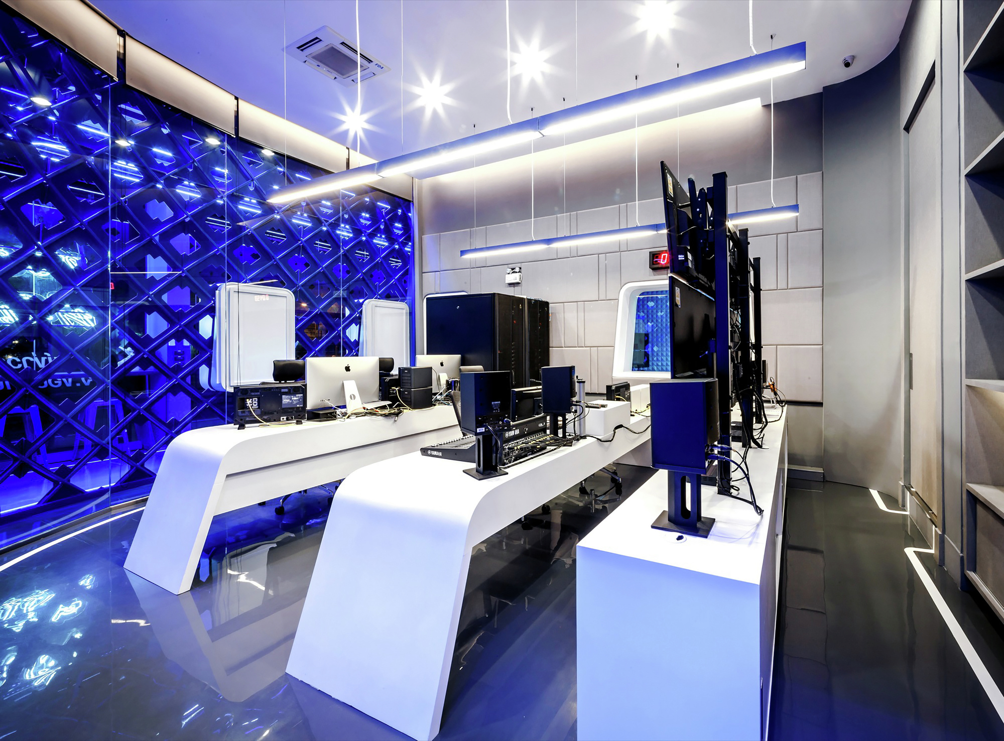 Gallery of Channel 7 BBTV / Apostrophy's + Airbase Architects - 3