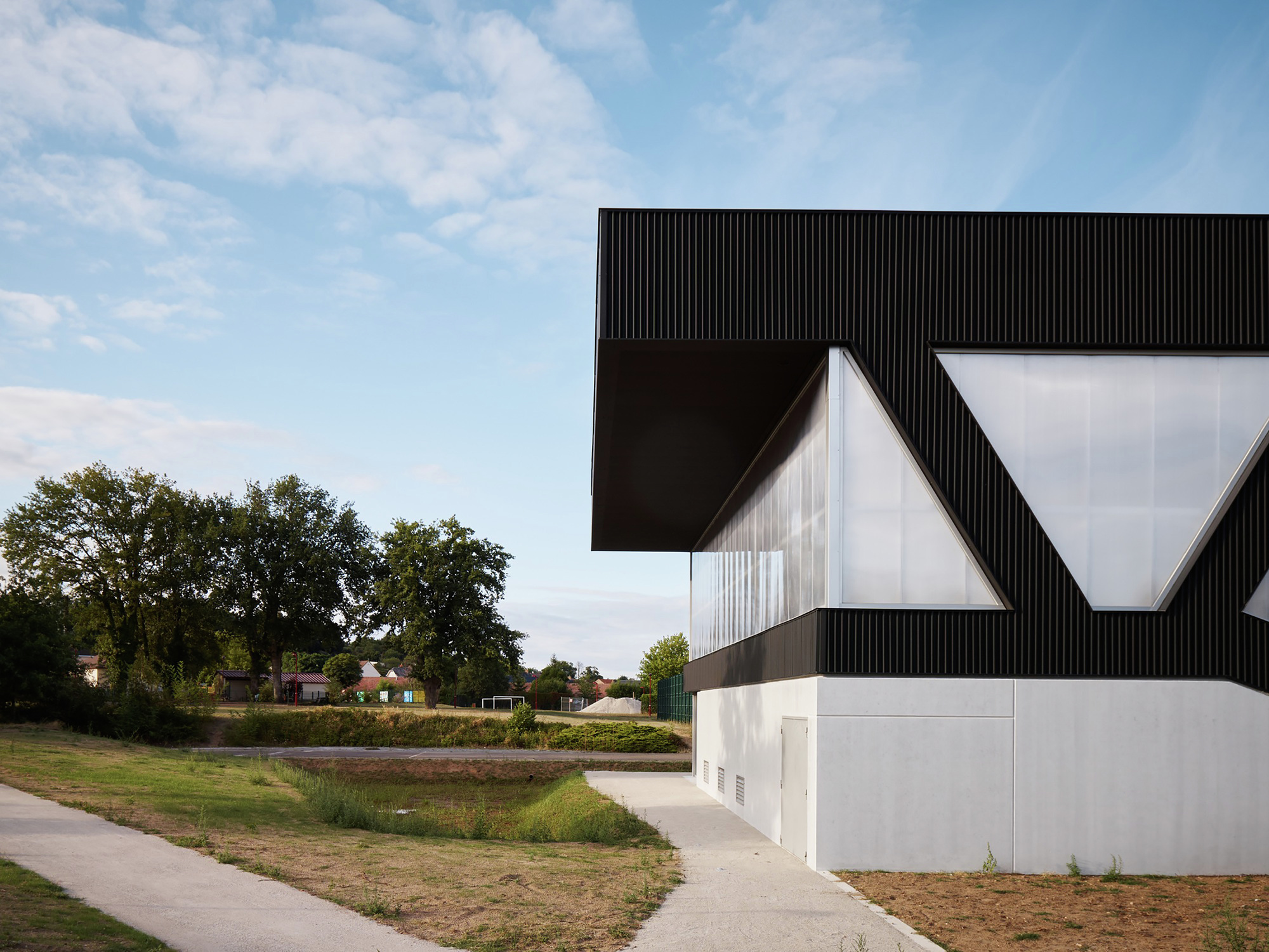 Gallery of Nathalie Mauclair Gymnasium / Schemaa - 19