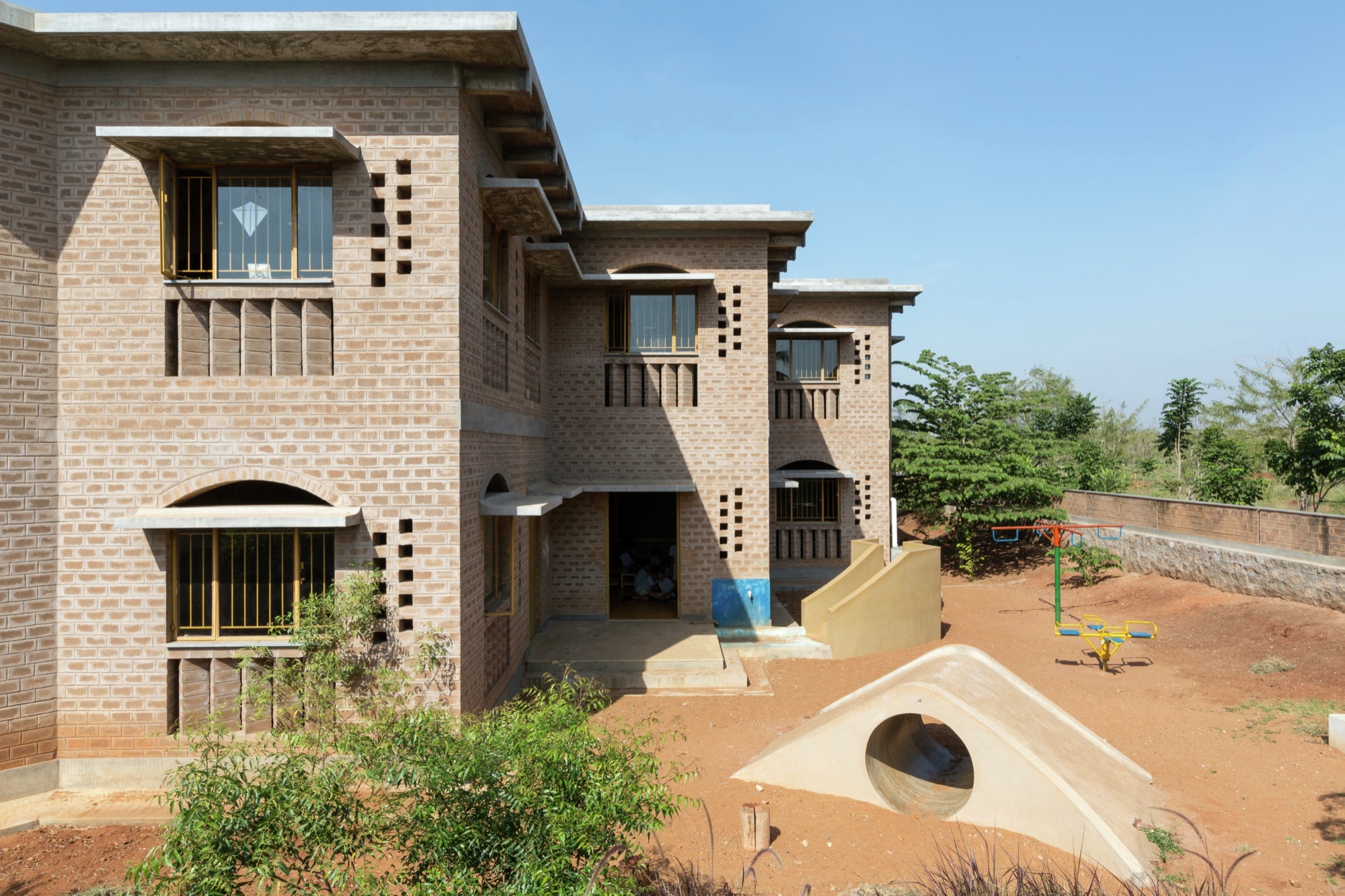 Yellow Train School / Biome Environmental Solutions | ArchDaily
