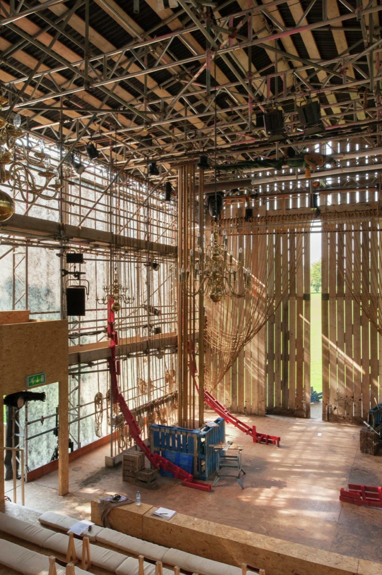 Galería de Teatro On The Fly / Assemble - 5