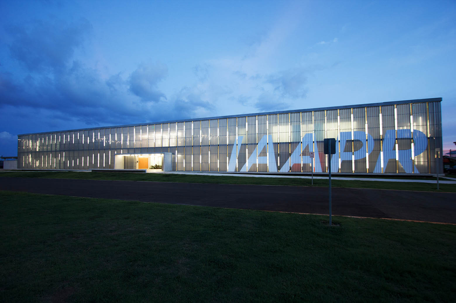 Gallery of Aeronautical and Aerospace Institute / Toro Arquitectos - 8