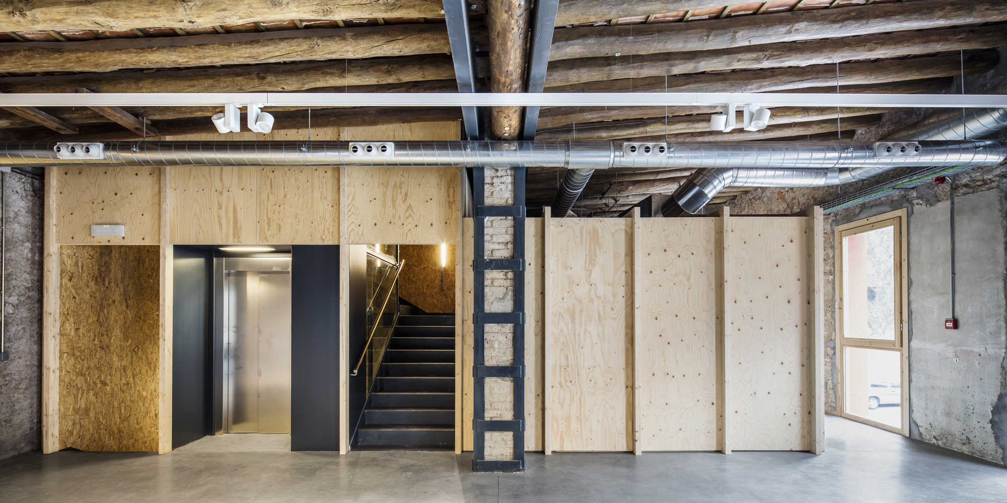 Gallery of European Headquarters Of The Quality Leather Center / taller ...