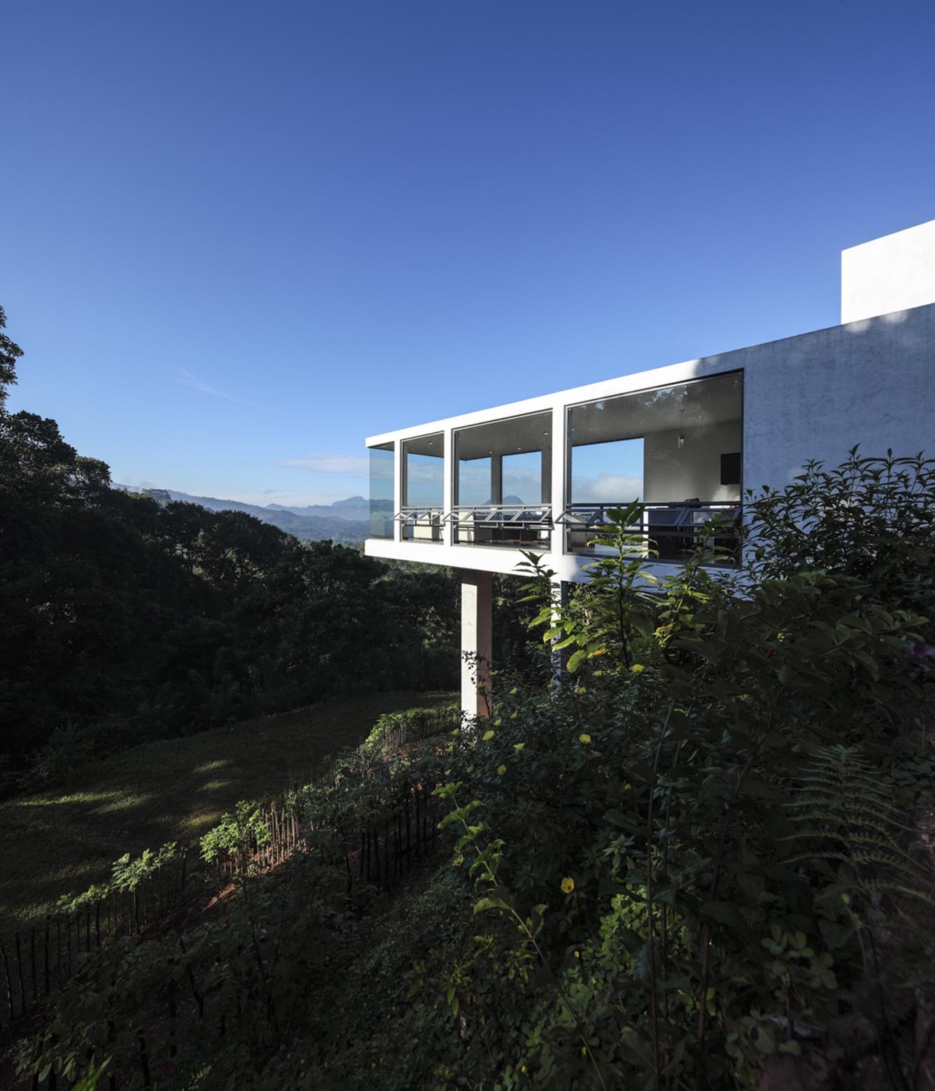 Gallery of Floated House / KWA Architects - 7