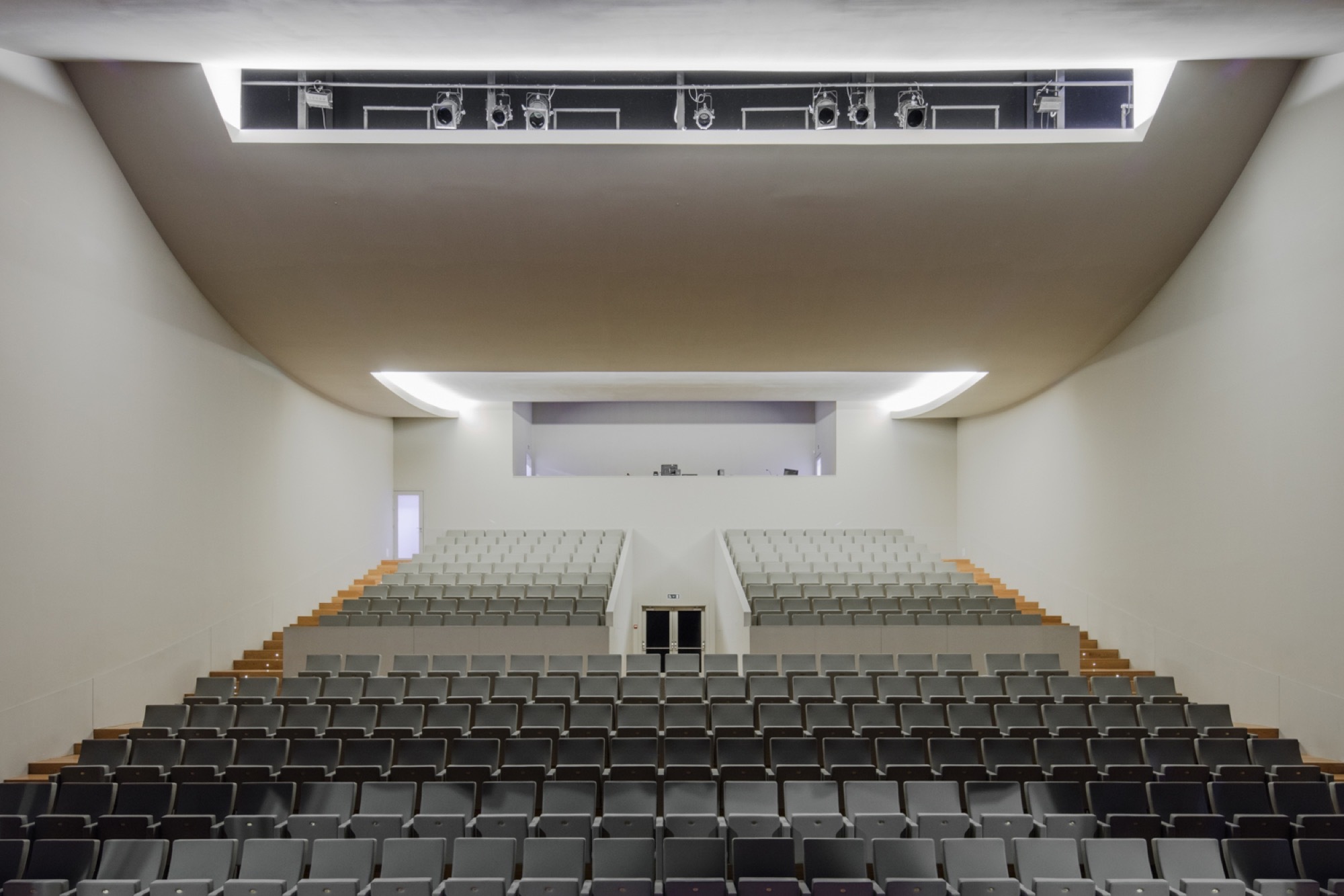Gallery of Gallery: Public Auditorium in Llinars del Vallès by Alvaro ...