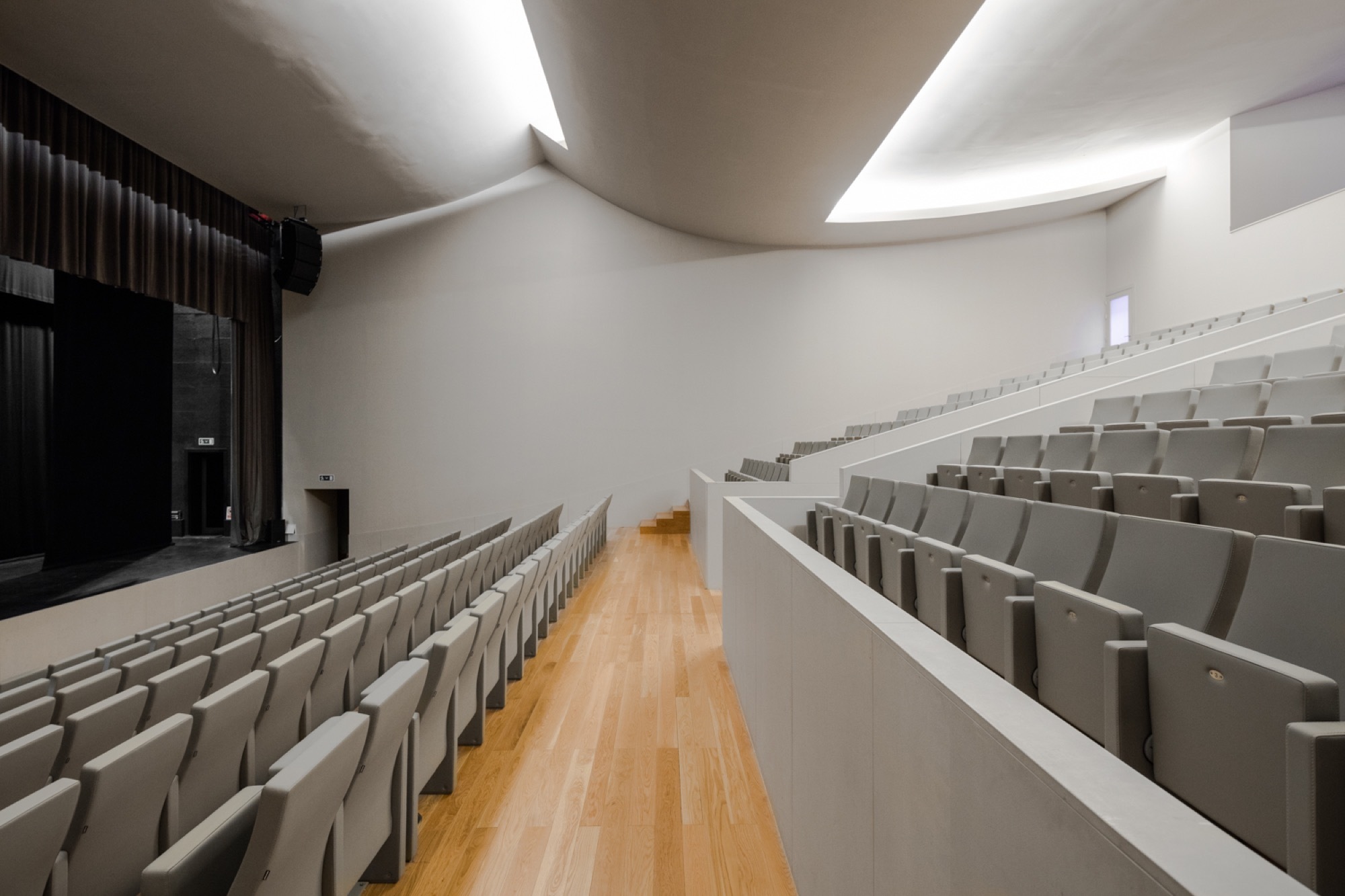 Gallery of Gallery: Public Auditorium in Llinars del Vallès by Alvaro ...