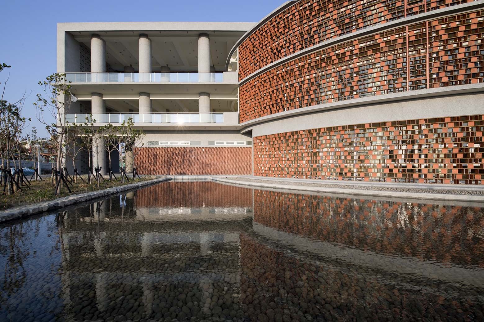 Gallery of Mortuary Services Office in Kaohsiung City / C.M. Chao ...