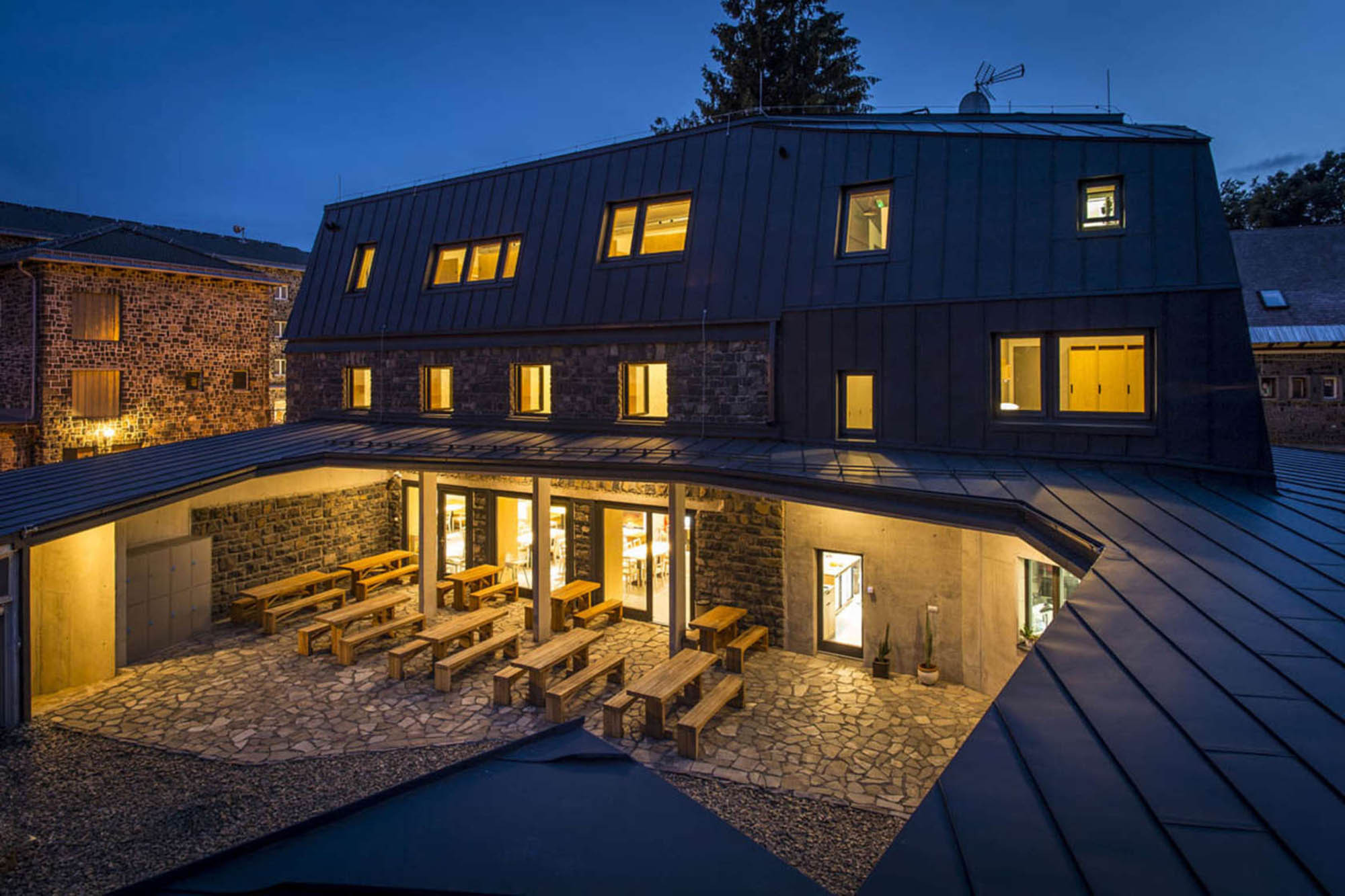 Galería de Refugio en la montaña de Galyateto / NARTARCHITECTS - 2