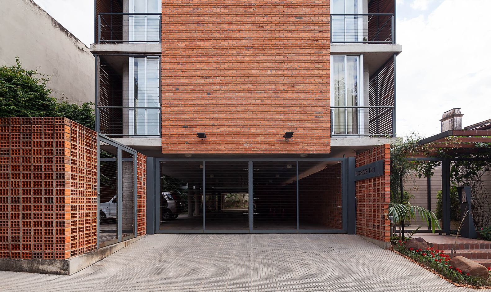 Galeria de Edificio Rosas 121 / - = + x - - 3