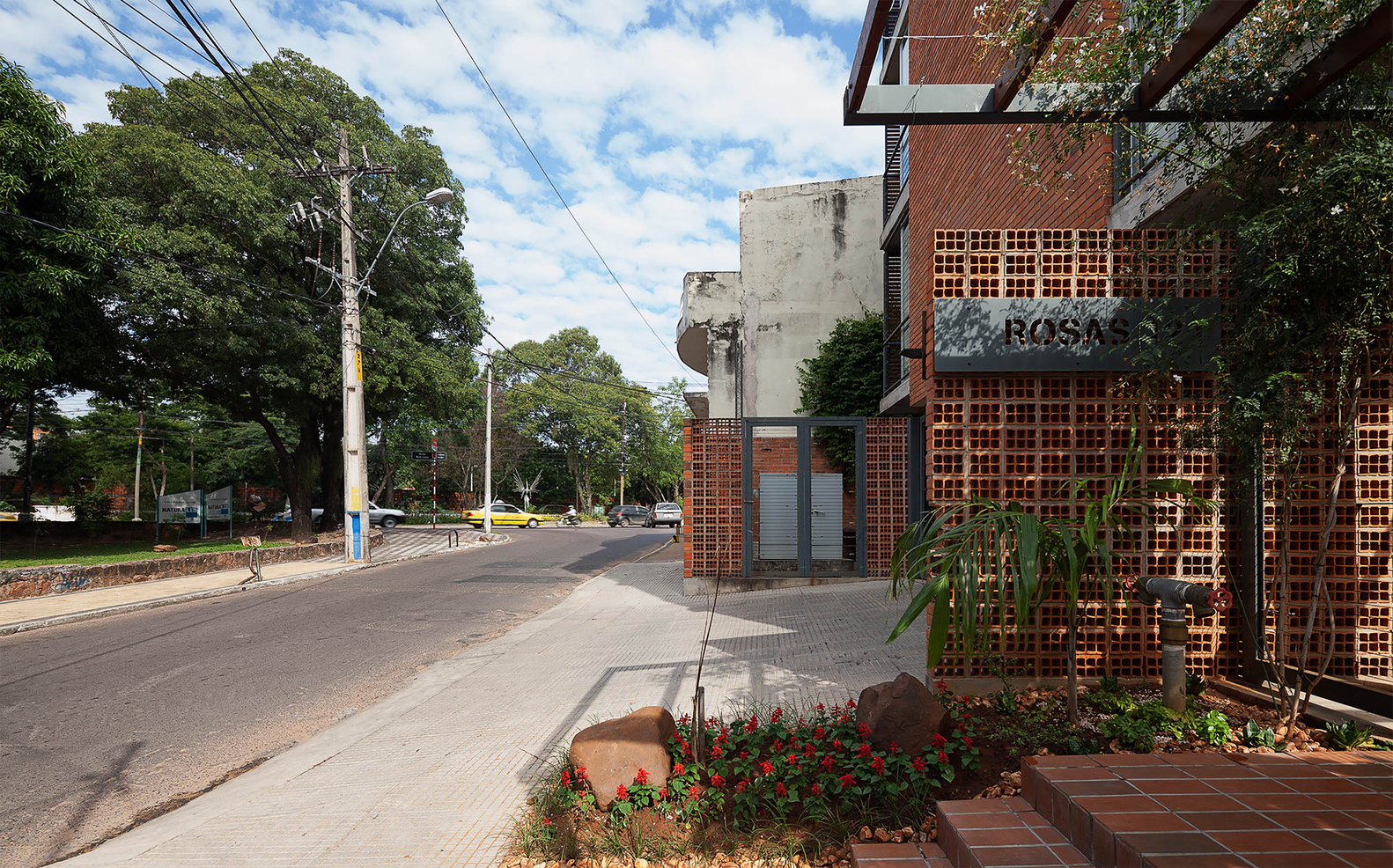 Galeria de Edificio Rosas 121 / - = + x - - 10