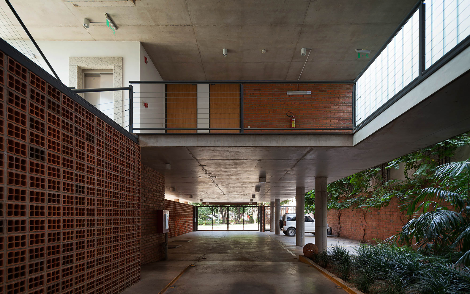 Galería de Edificio Rosas 121 / - = + x - - 3