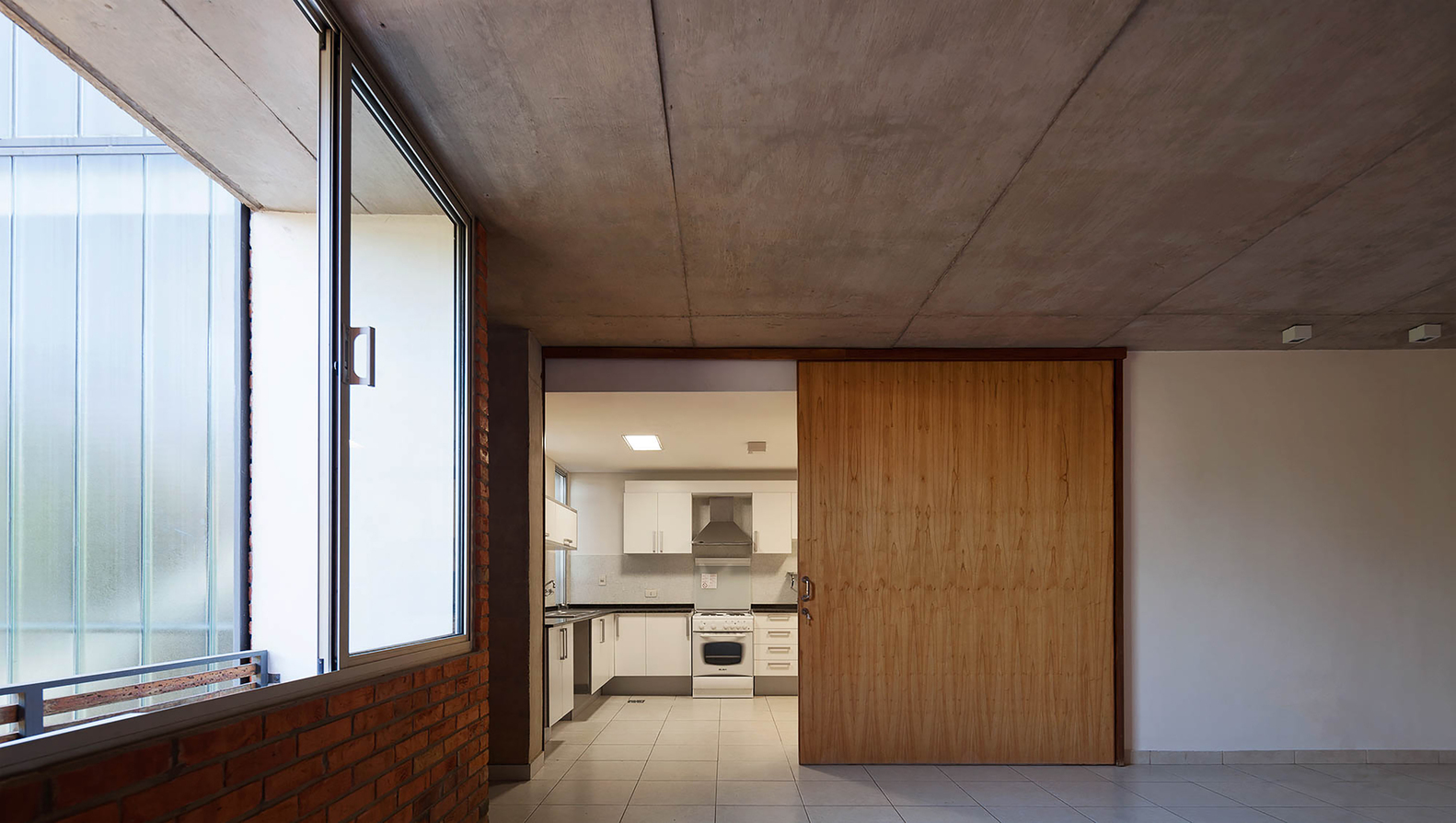 Galeria de Edificio Rosas 121 / - = + x - - 10