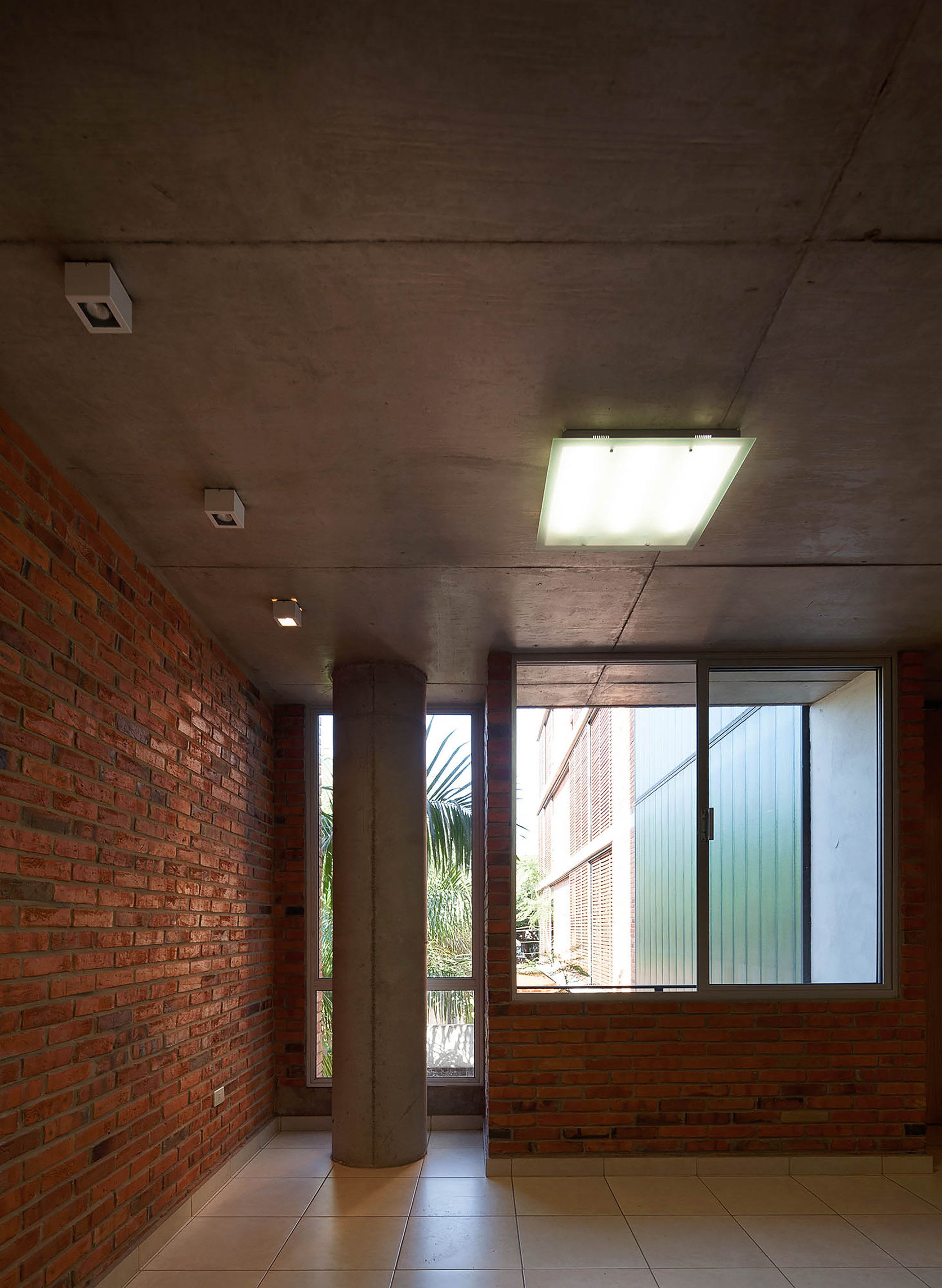 Galería de Edificio Rosas 121 / - = + x - - 14