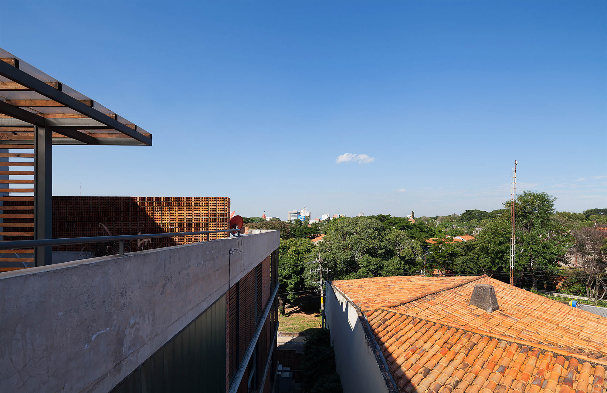 Galería de Edificio Rosas 121 / - = + x - - 8