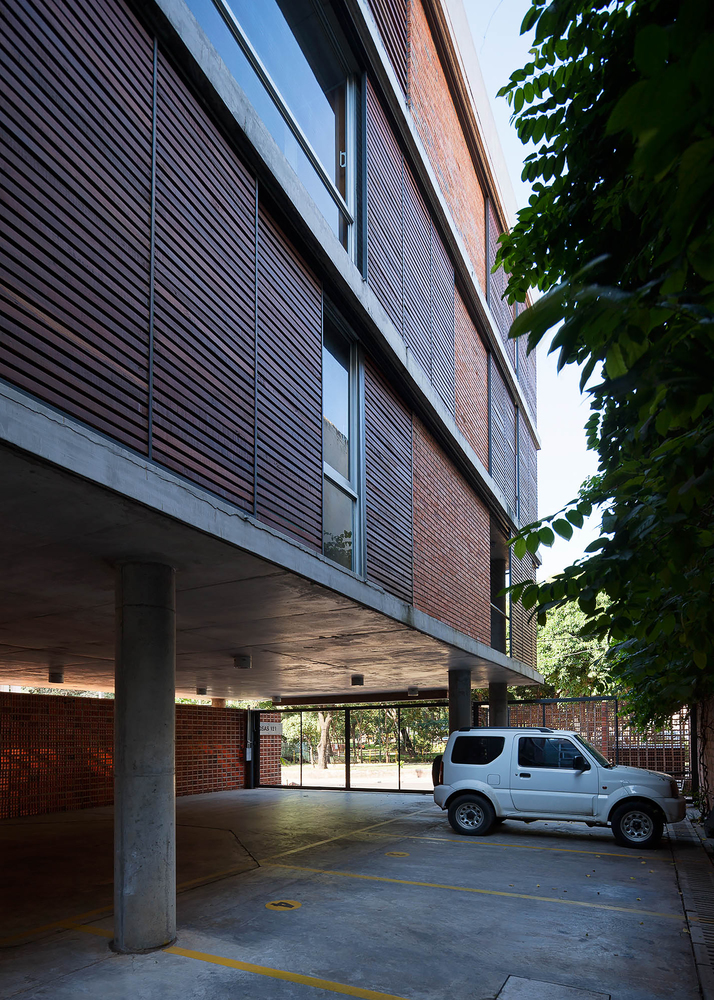 Galeria de Edificio Rosas 121 / - = + x - - 17