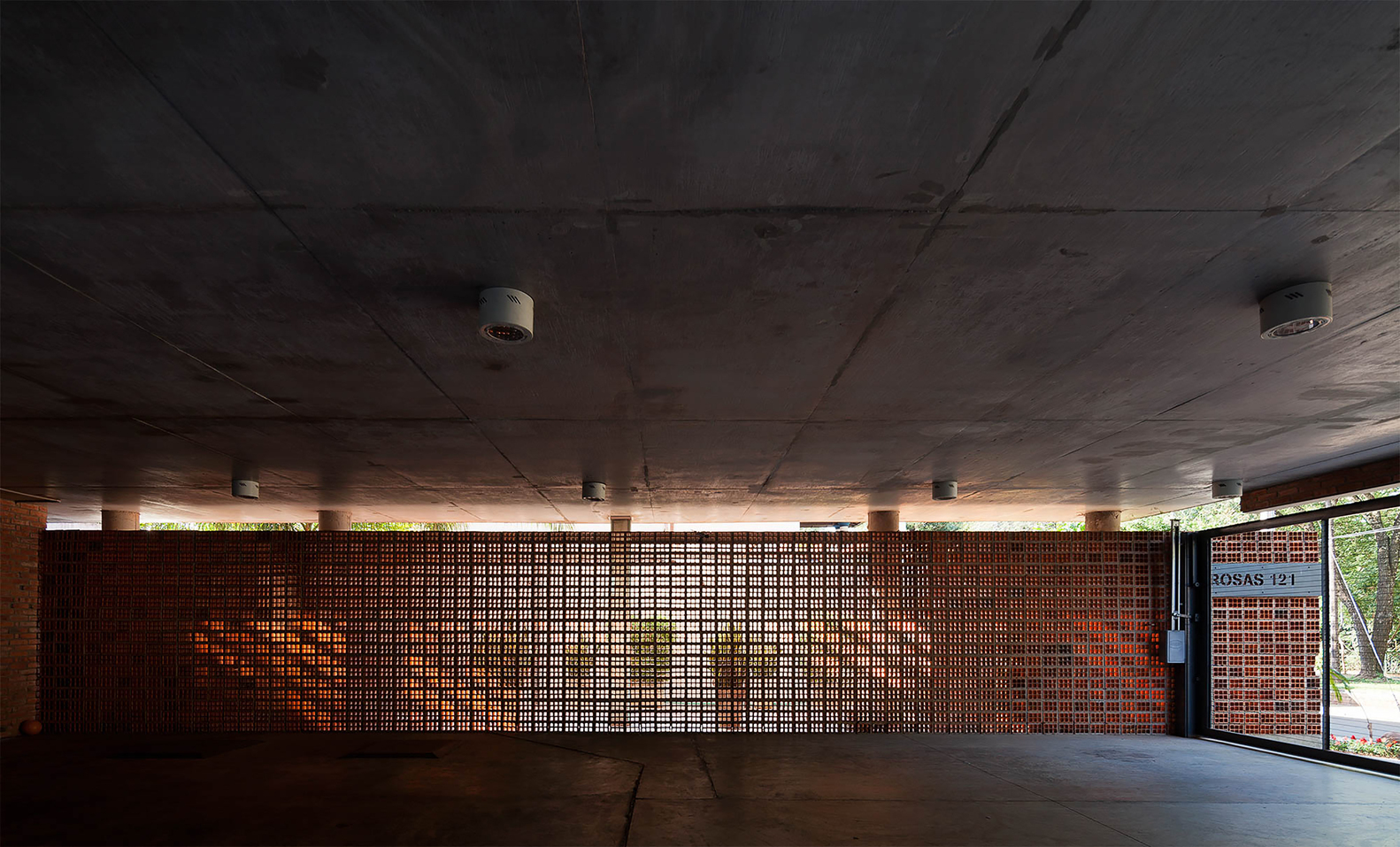 Galeria de Edificio Rosas 121 / - = + x - - 7