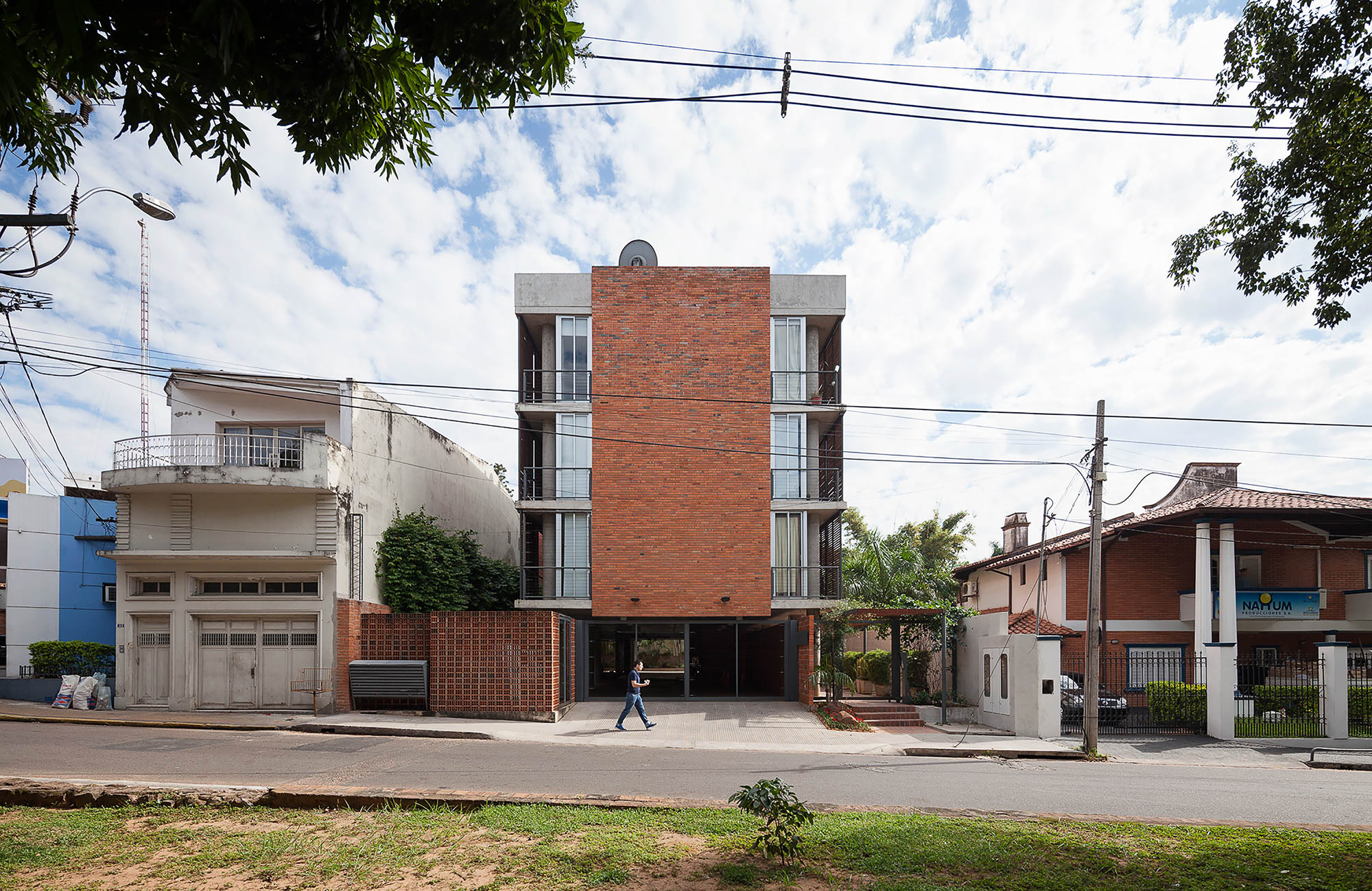 Edificio Rosas 121 / - = + x - | ArchDaily Brasil