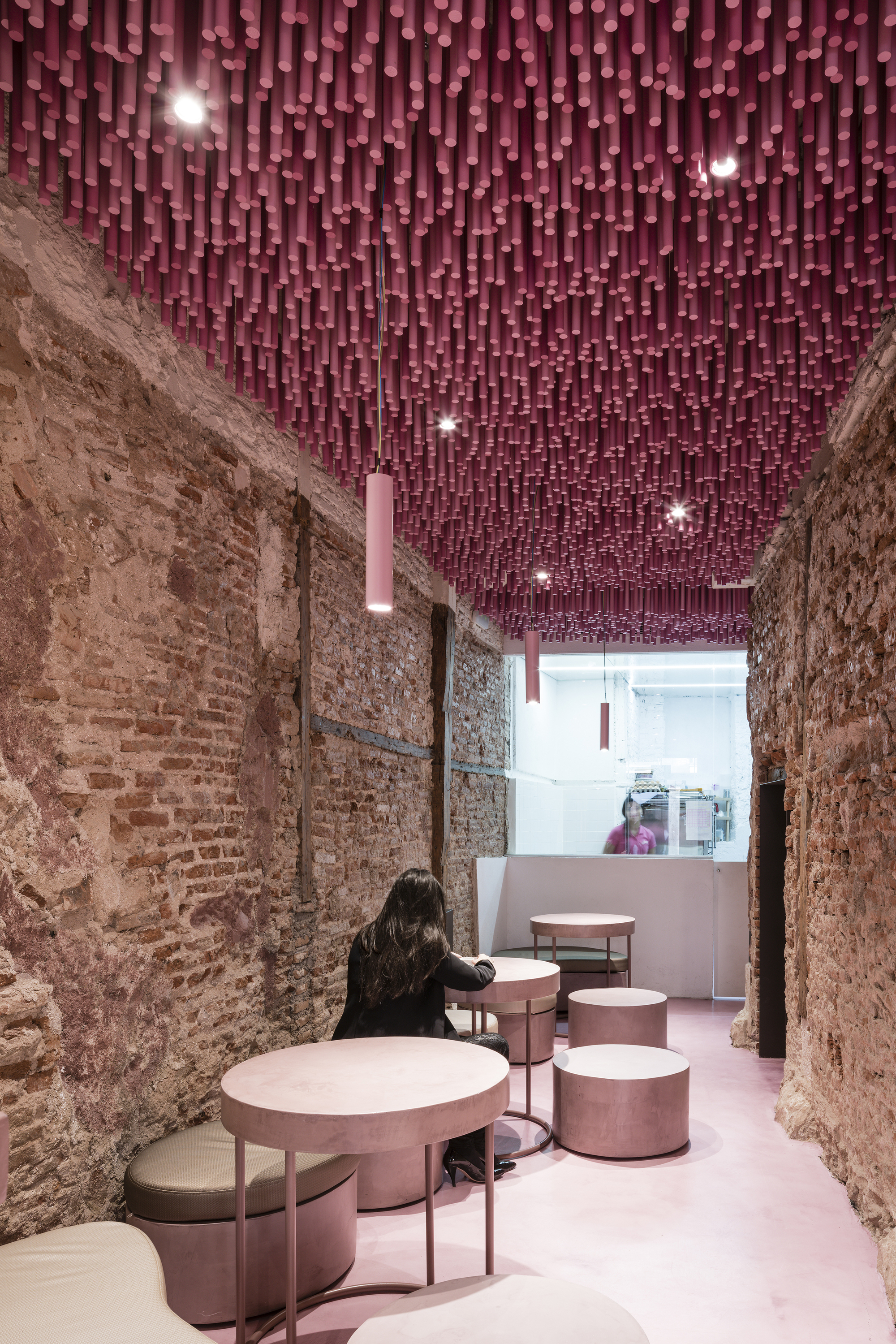 Gallery of 12,000 pink-painted wooden sticks / Ideo arquitectura - 14