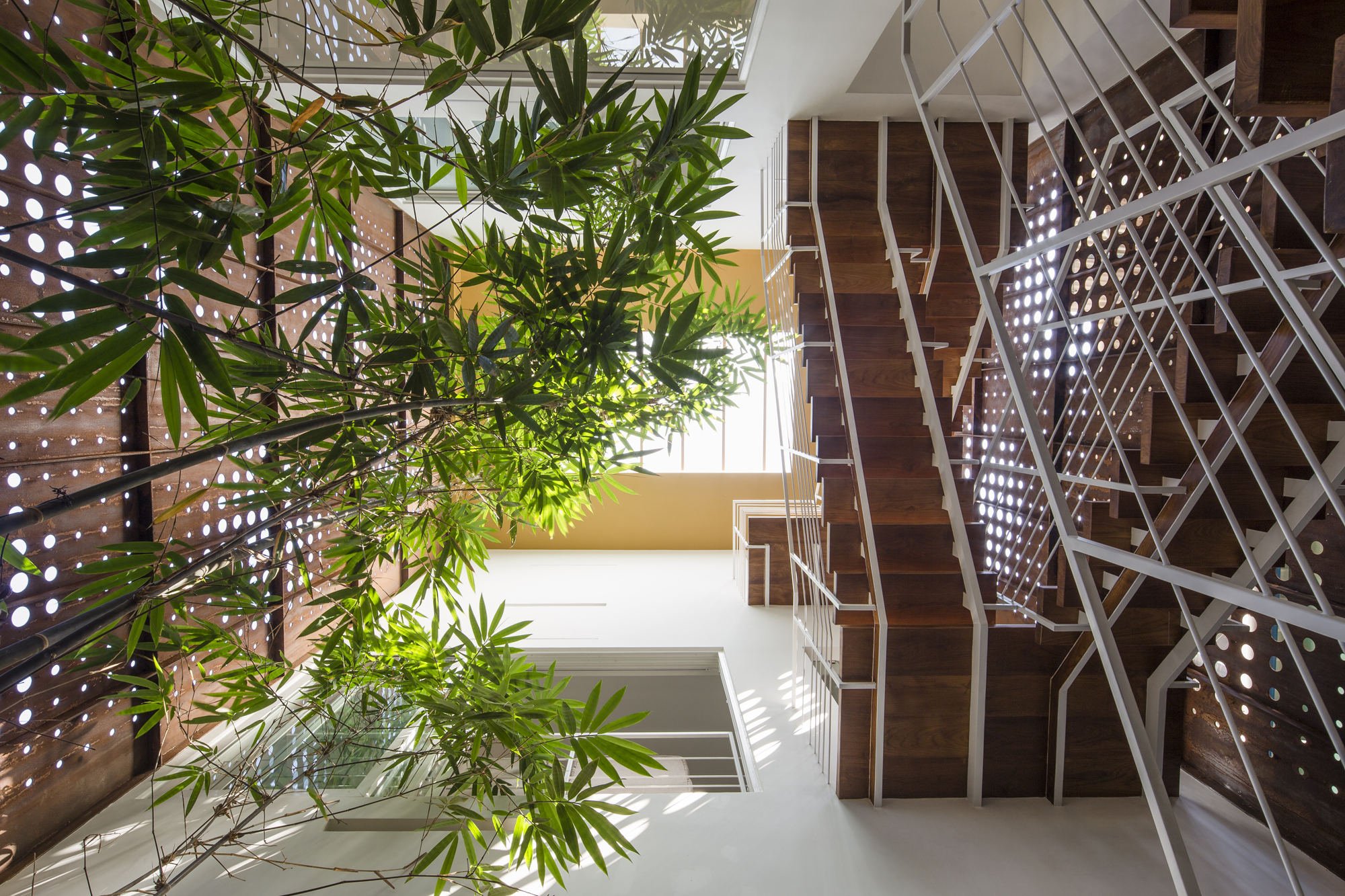 Gallery of The Breathing Wall Residence / LIJO.RENY Architects - 14