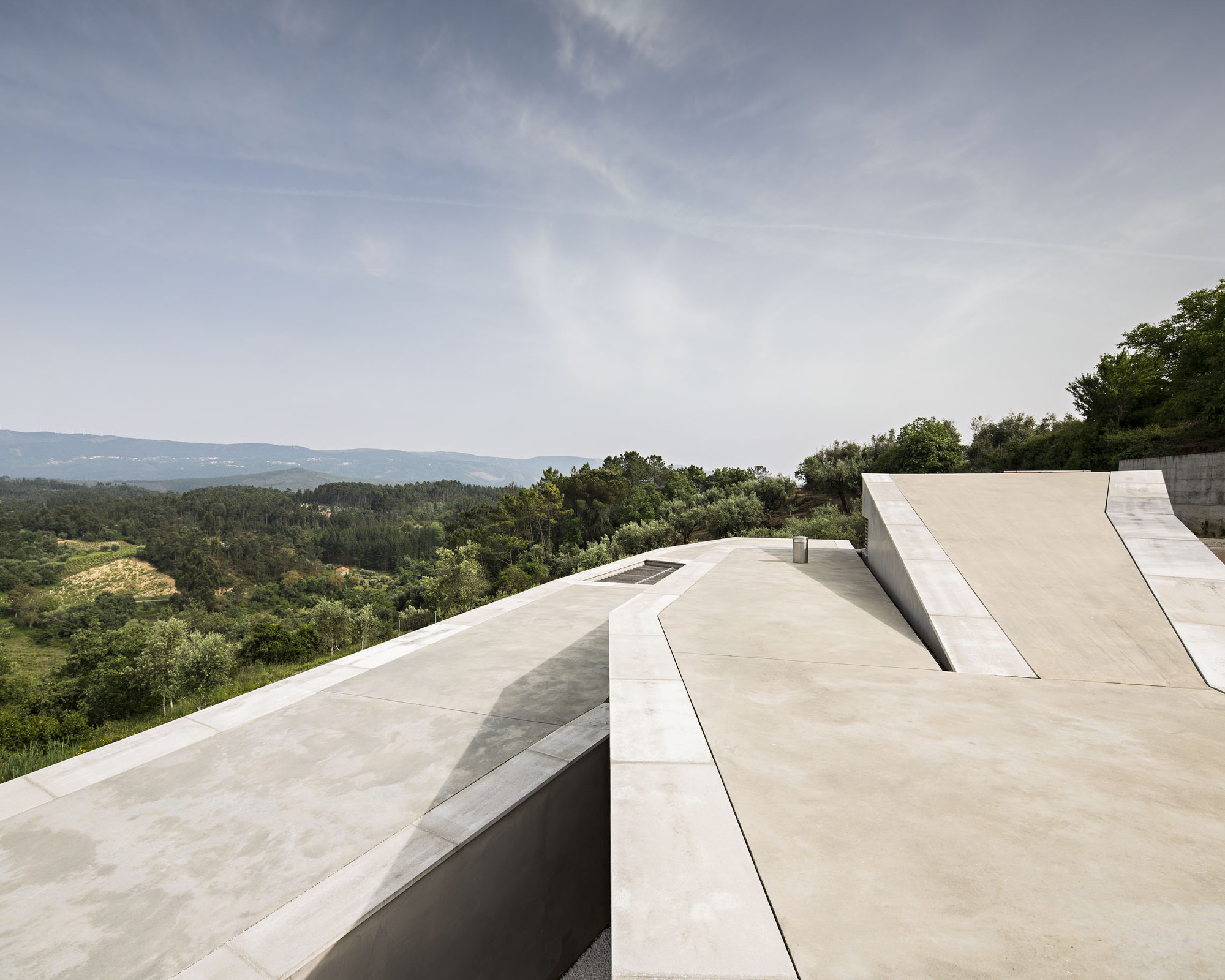 Gallery of House in Gateira / Camarim Arquitectos - 11