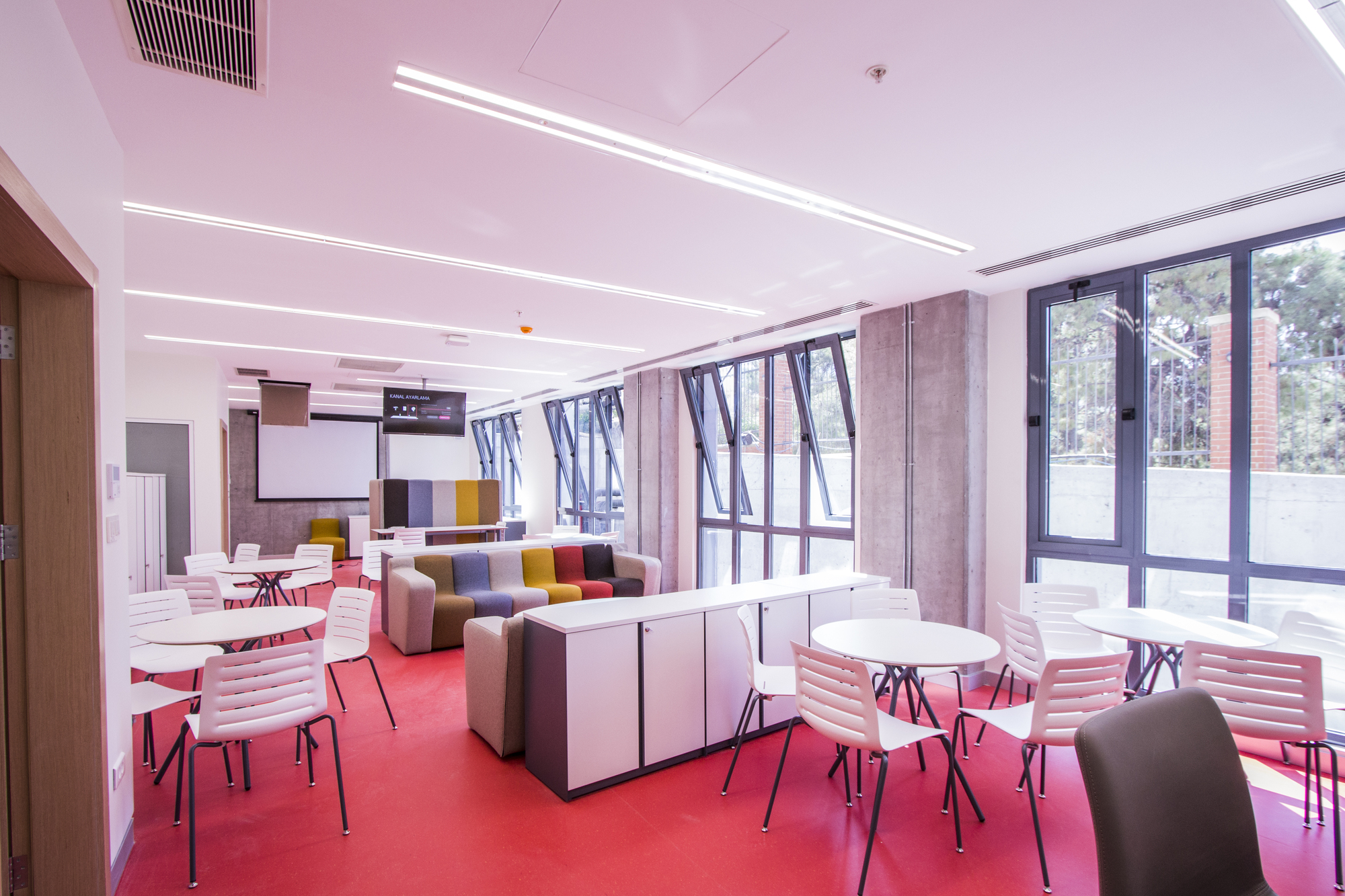 Gallery of School of Foreign Languages / AUDB Architects - 24
