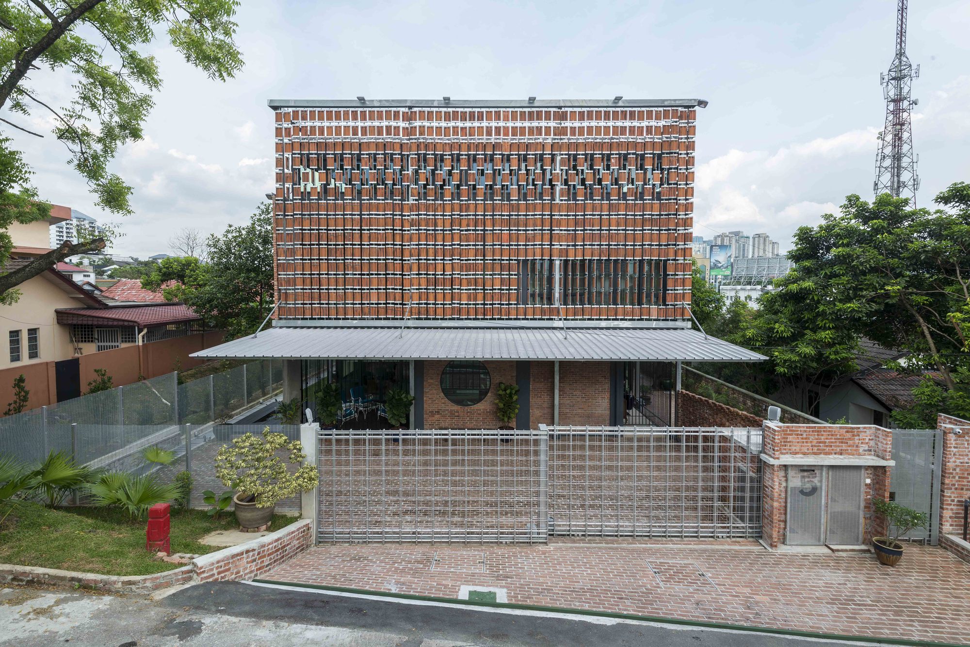 Gallery of Clay Roof House / DRTAN LM Architect - 17