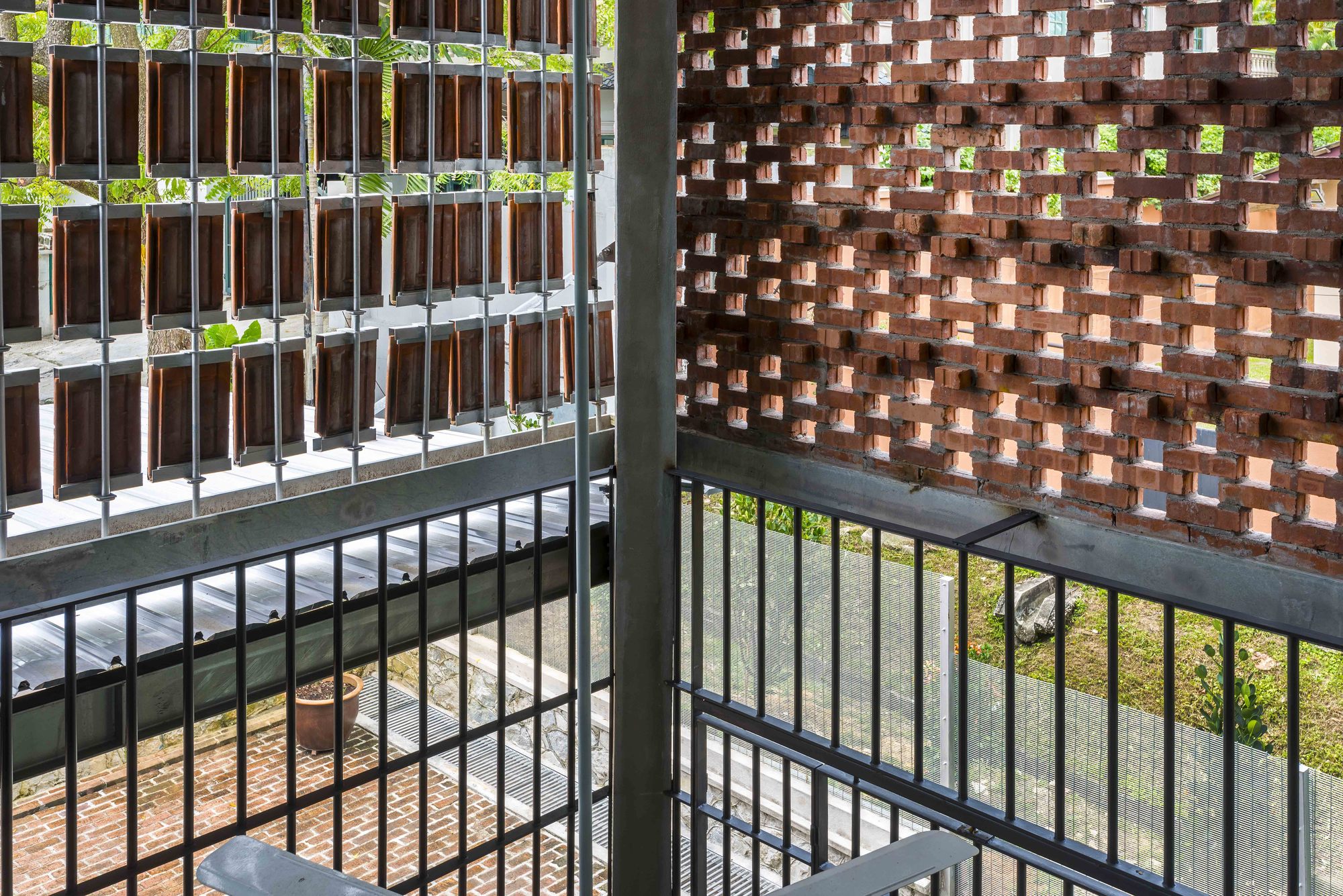 Gallery of Clay Roof House / DRTAN LM Architect - 24
