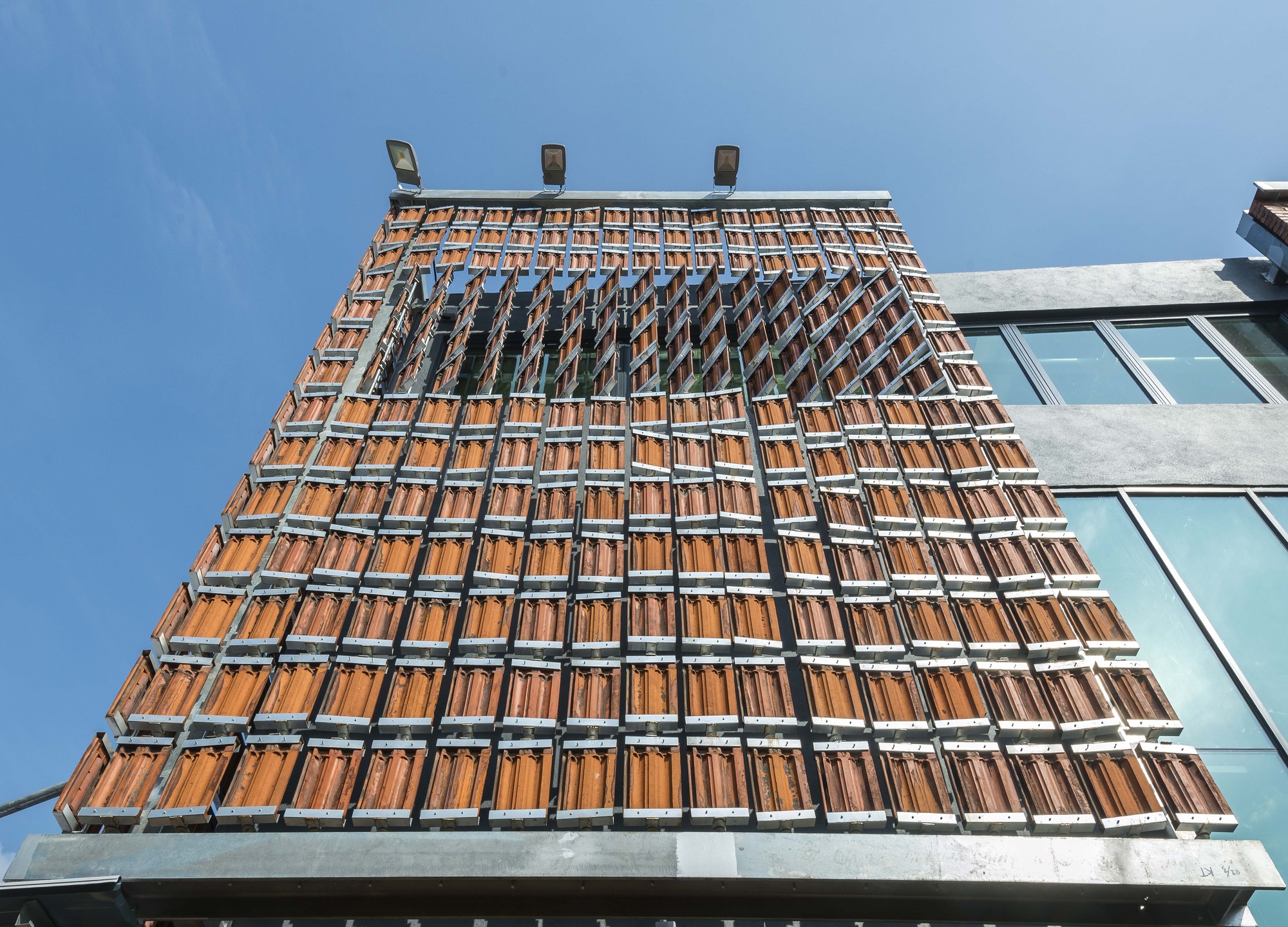 Galería de Clay Roof House / DRTAN LM Architect - 26