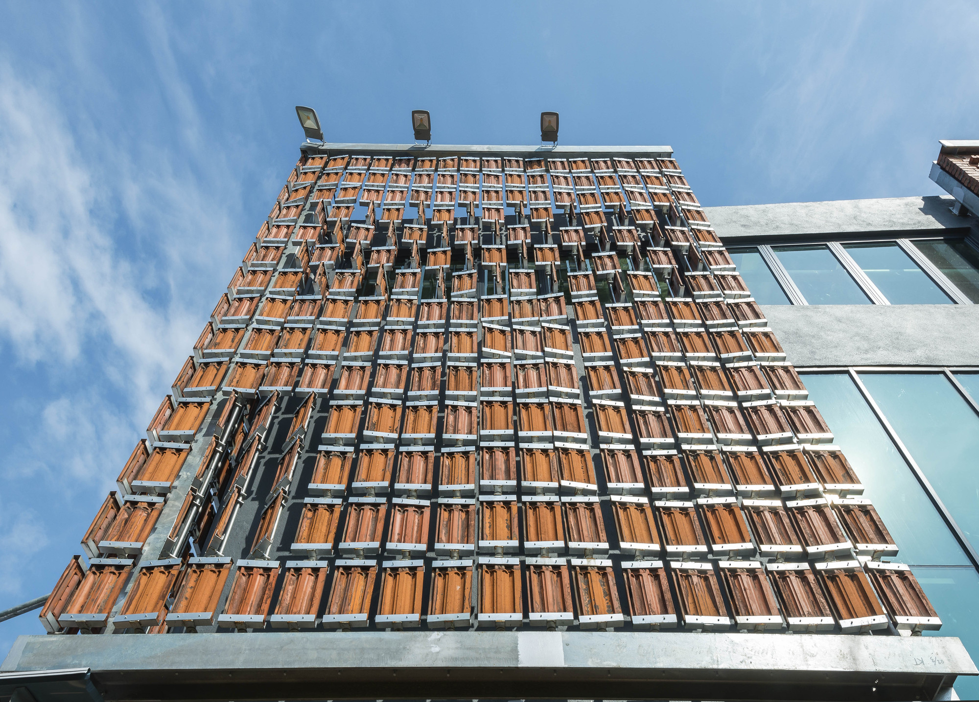 Gallery of Clay Roof House / DRTAN LM Architect - 16