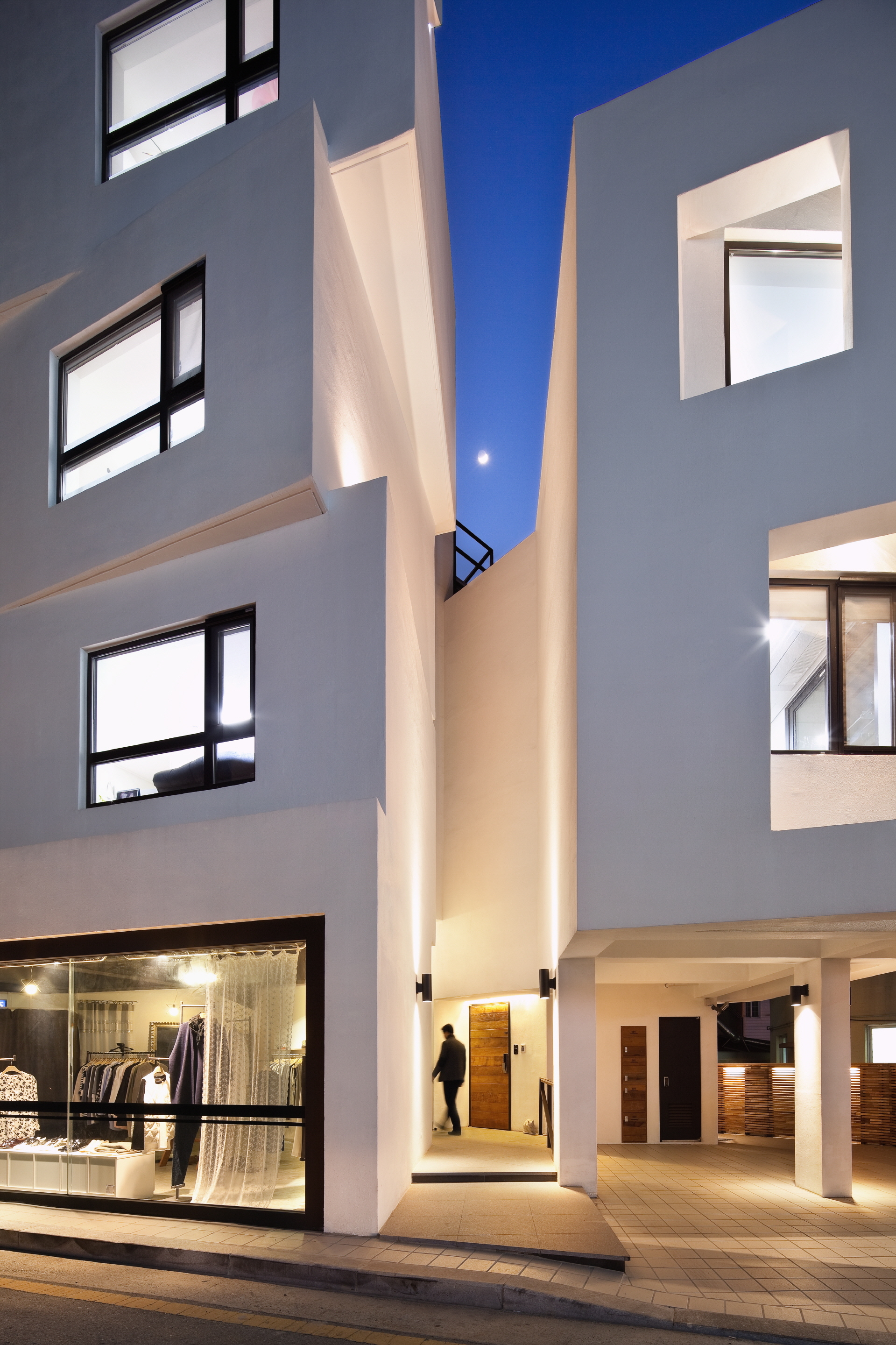 Gallery of Inter White / Architects Group RAUM - 12