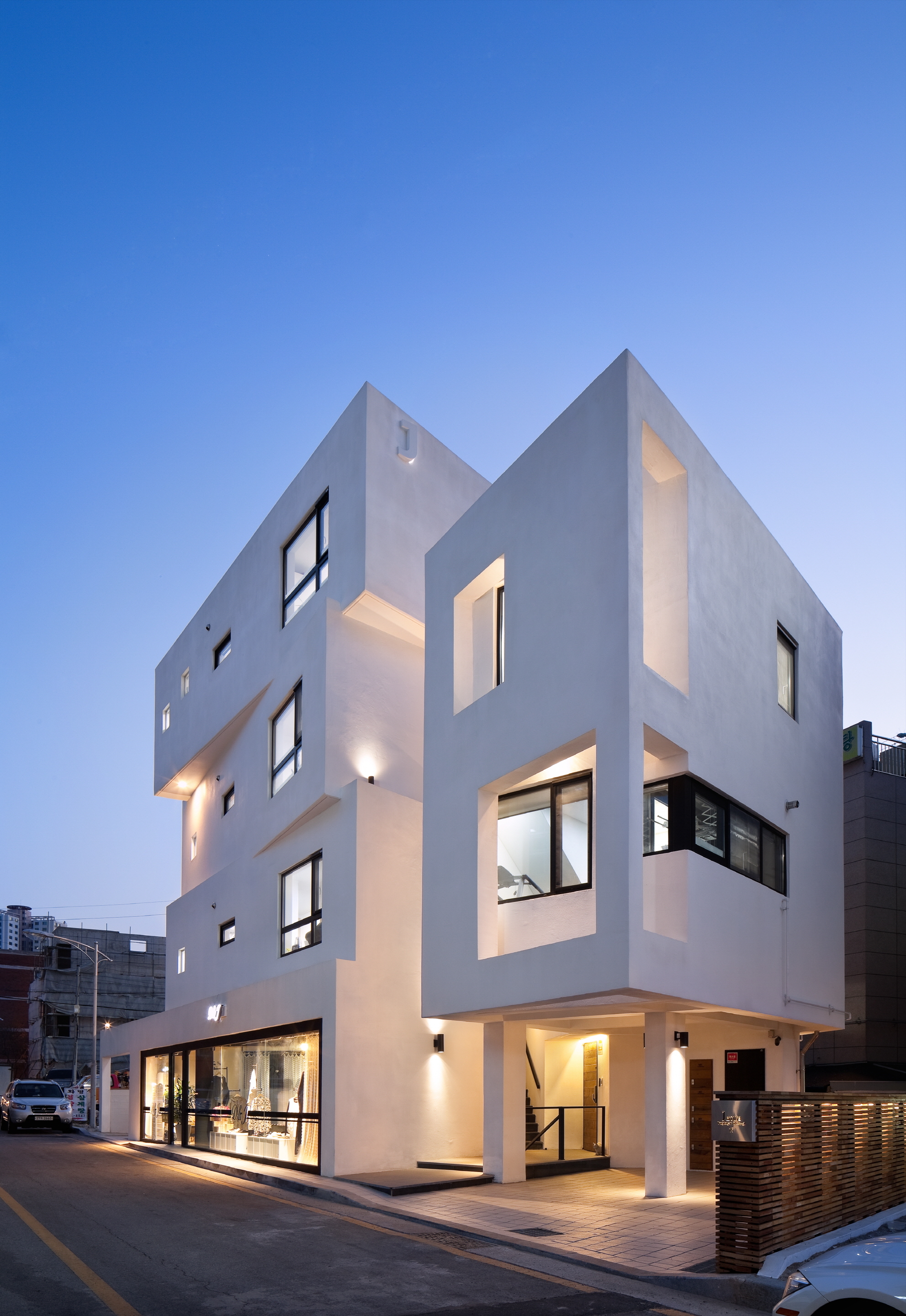 Gallery of Inter White / Architects Group RAUM - 7