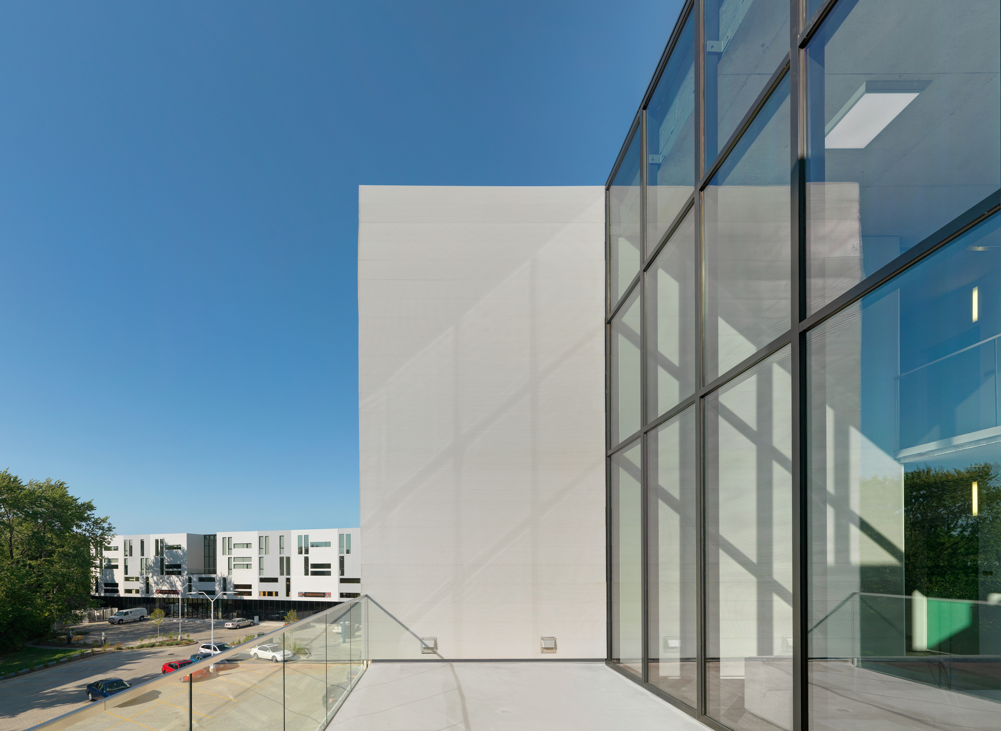 Gallery of Uptown Apartments / Stanley Saitowitz | Natoma Architects - 7