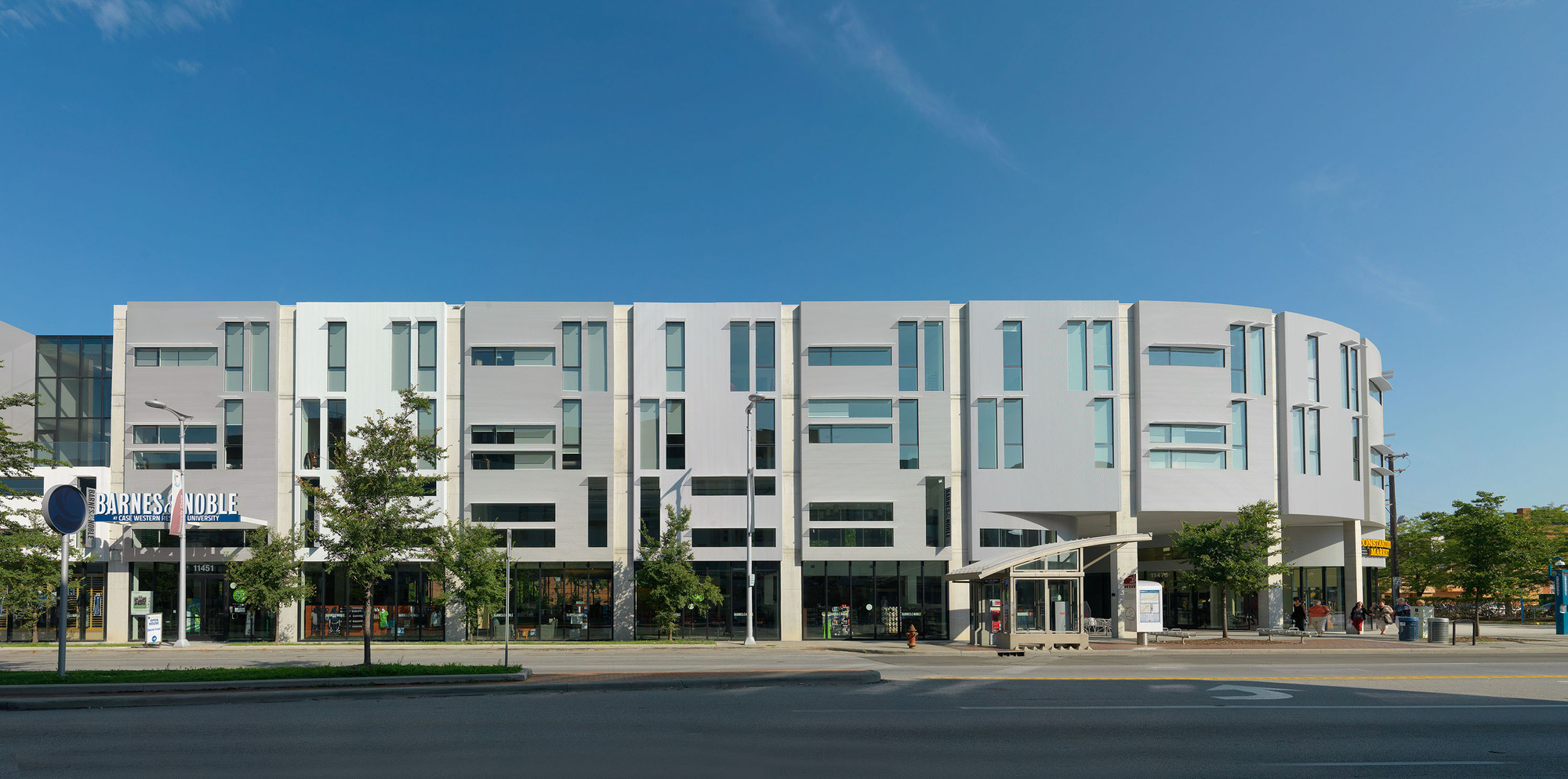 Gallery of Uptown Apartments / Stanley Saitowitz | Natoma Architects - 16