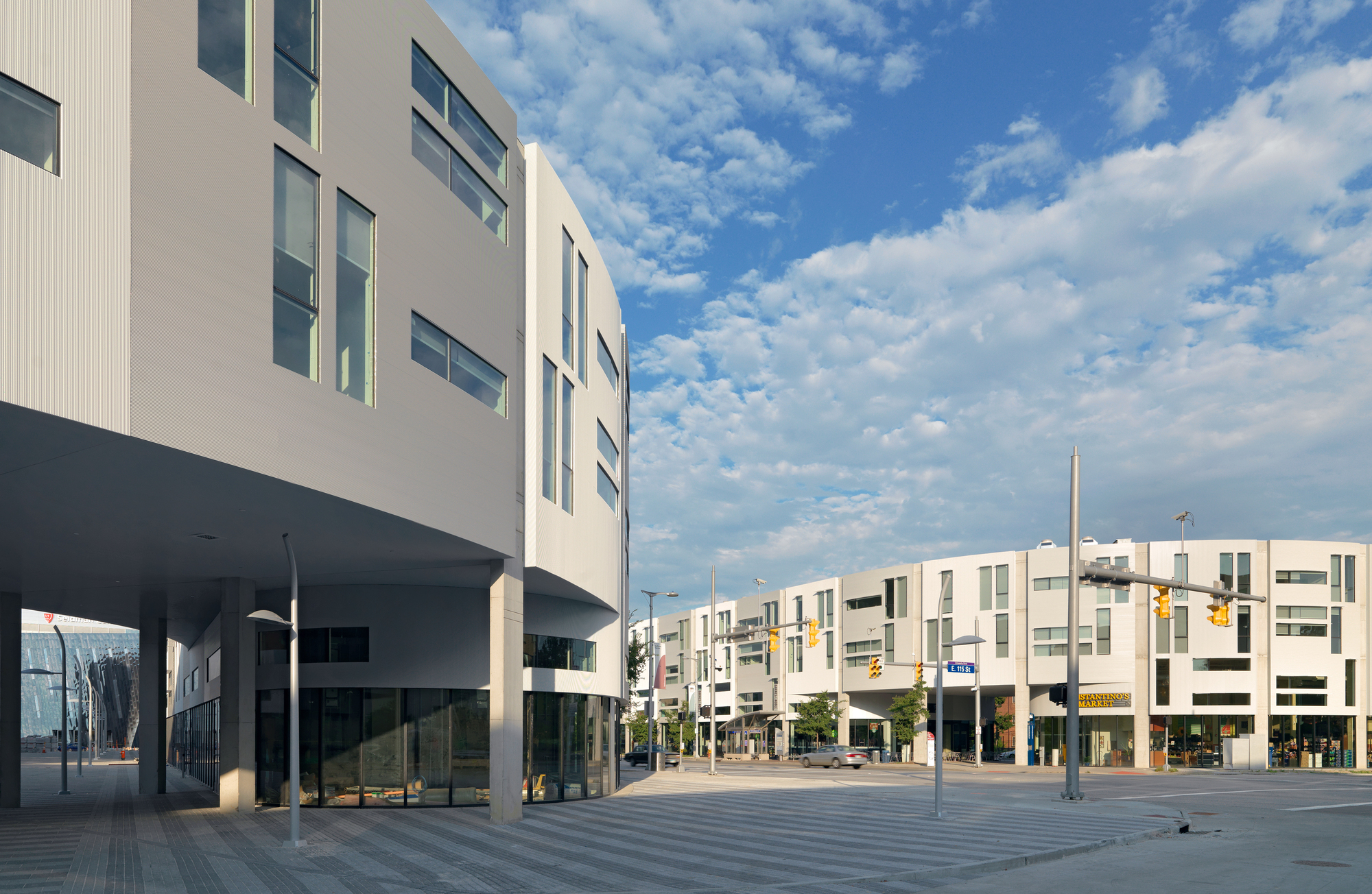 Gallery of Uptown Apartments / Stanley Saitowitz | Natoma Architects - 10