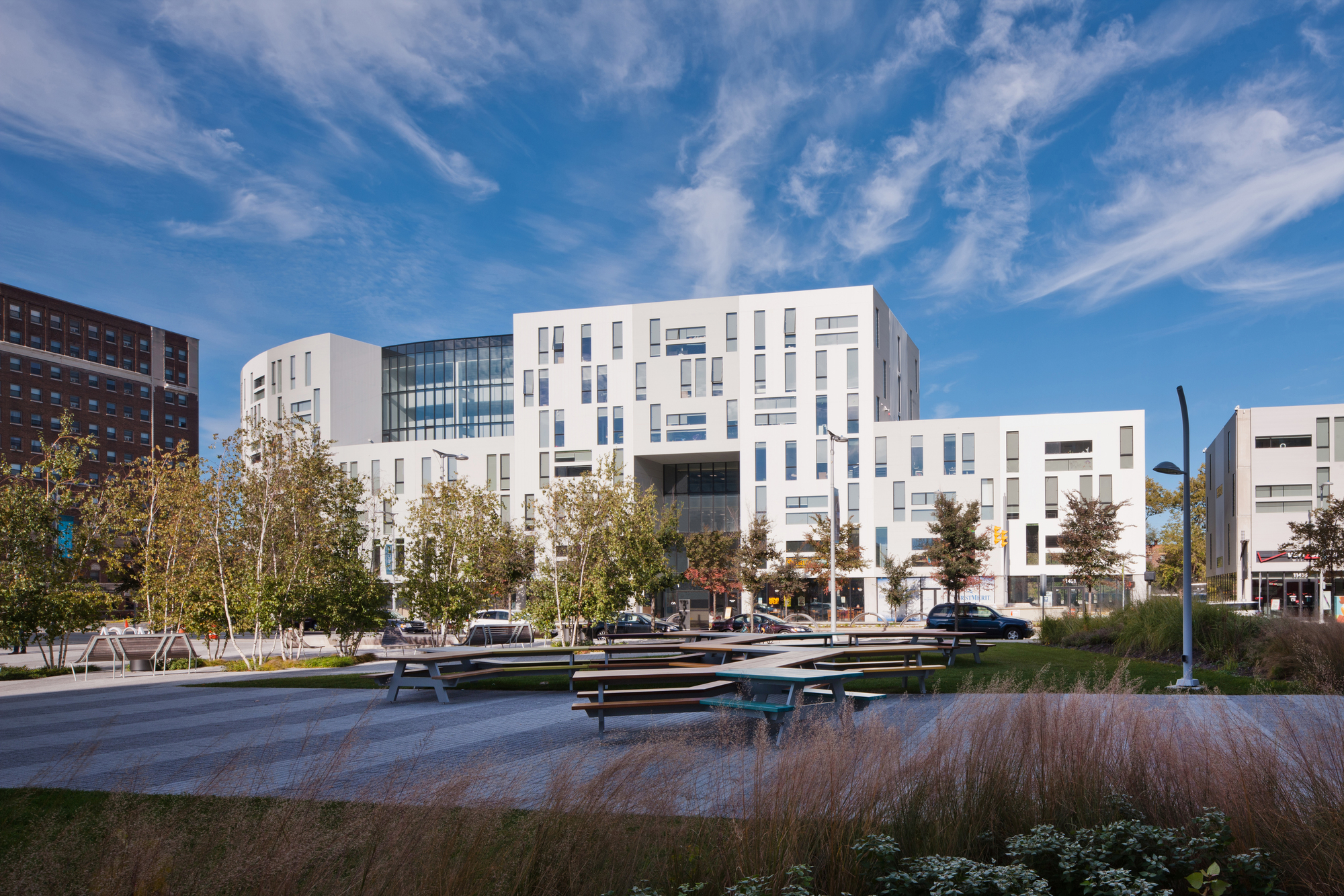 Gallery of Uptown Apartments / Stanley Saitowitz | Natoma Architects - 19